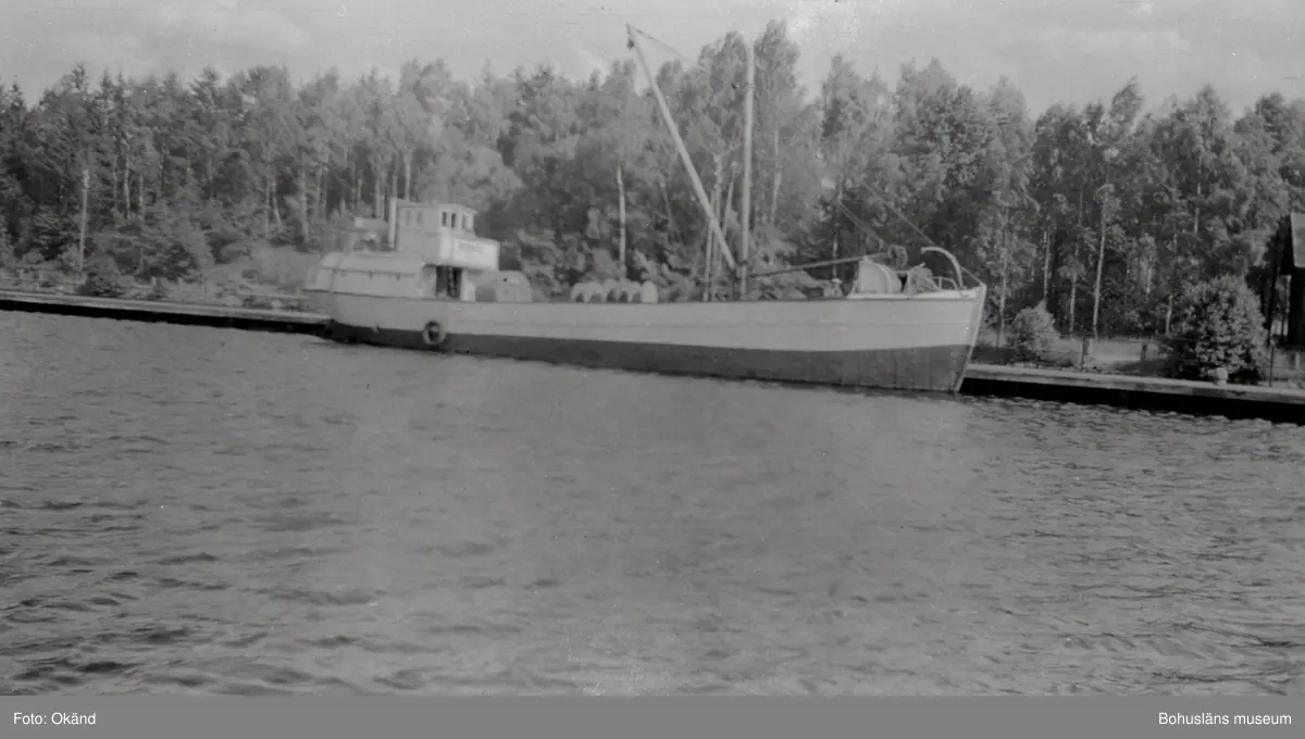 Fiskebåt vid brygga. - Bohusläns museum / DigitaltMuseum