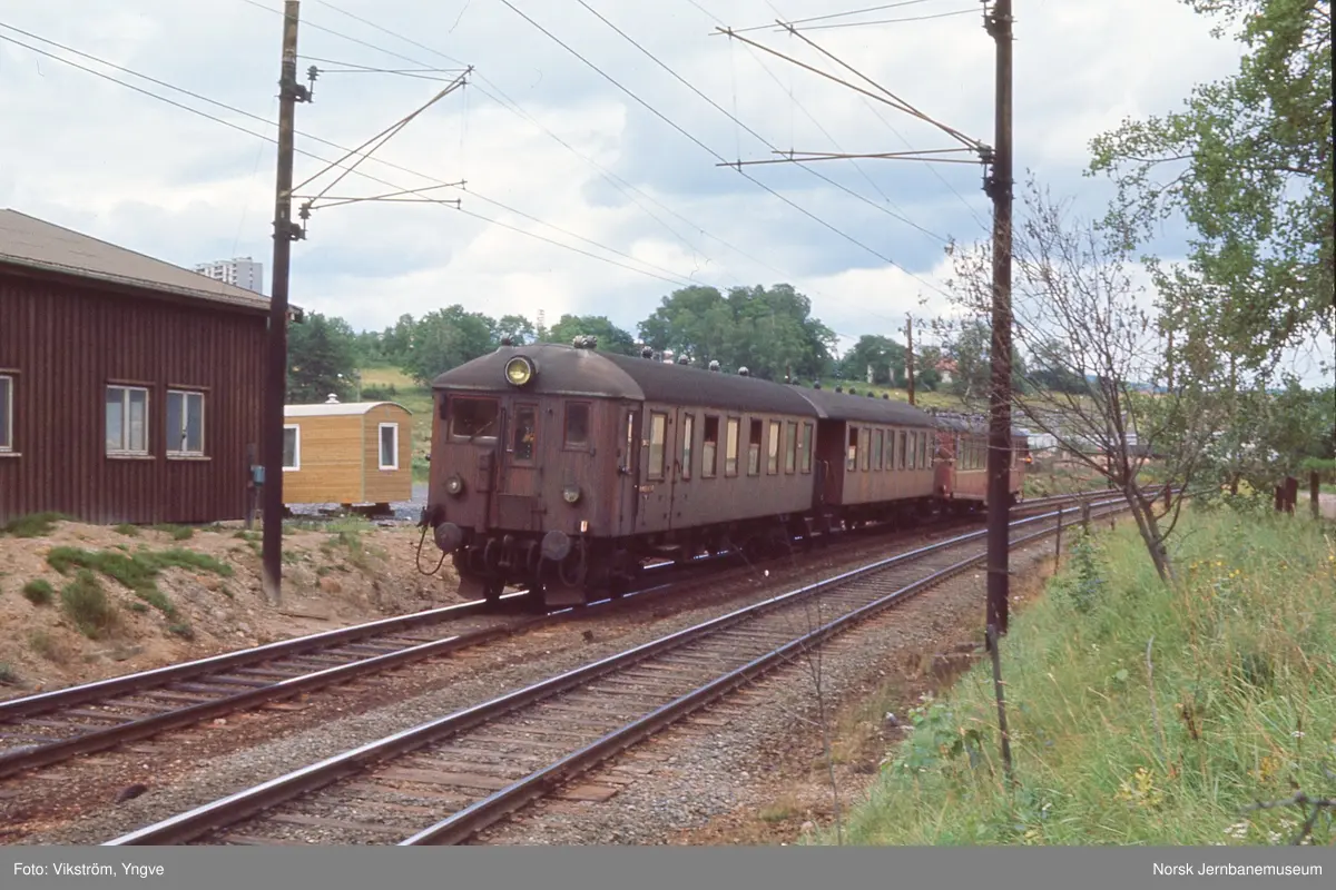 Elektrisk motorvognsett type 65 med lokaltog til Oslo Ø mellom Nyland ...
