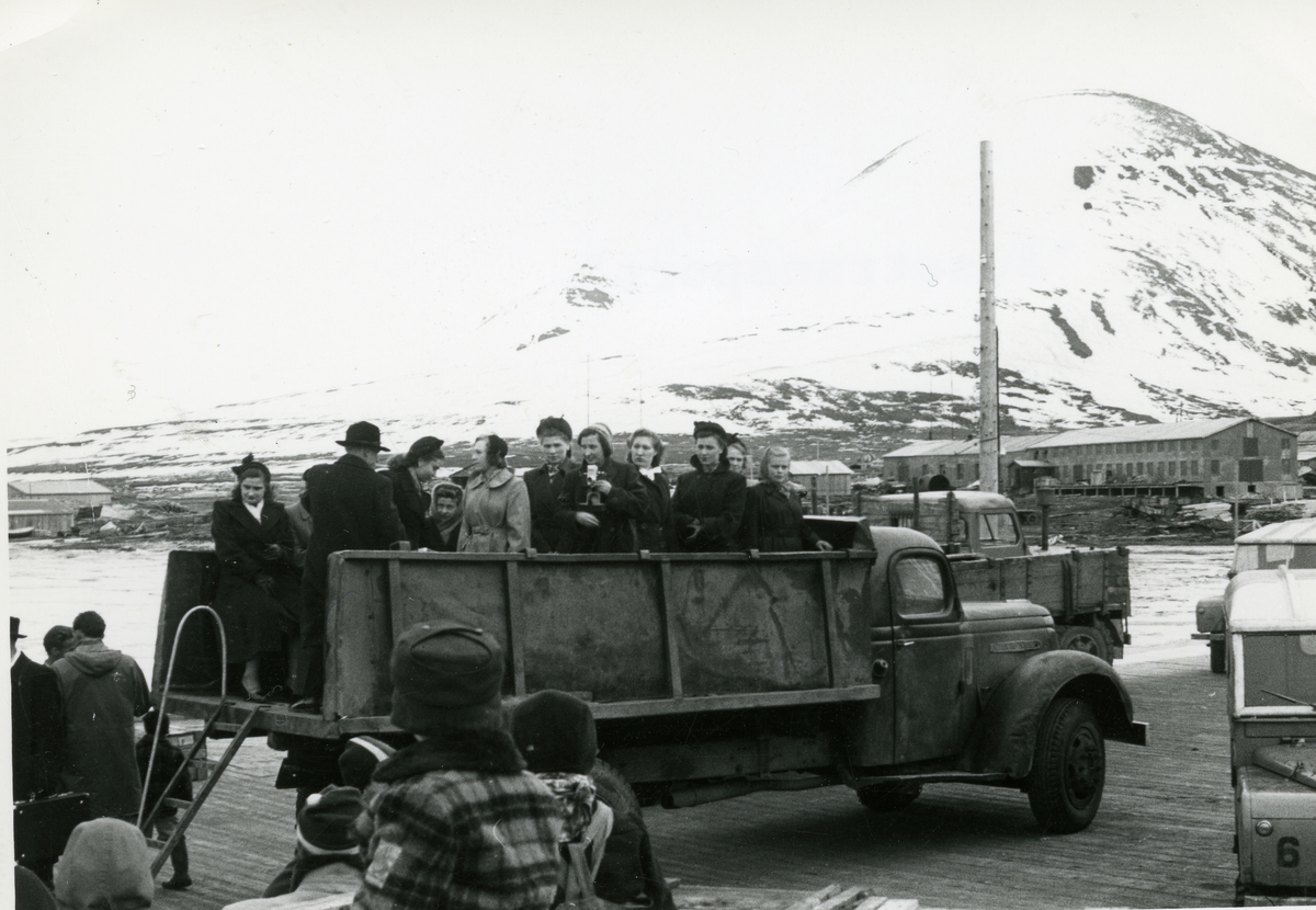 Transport av folk på lasteplan ved sjøen - Svalbard museum / DigitaltMuseum