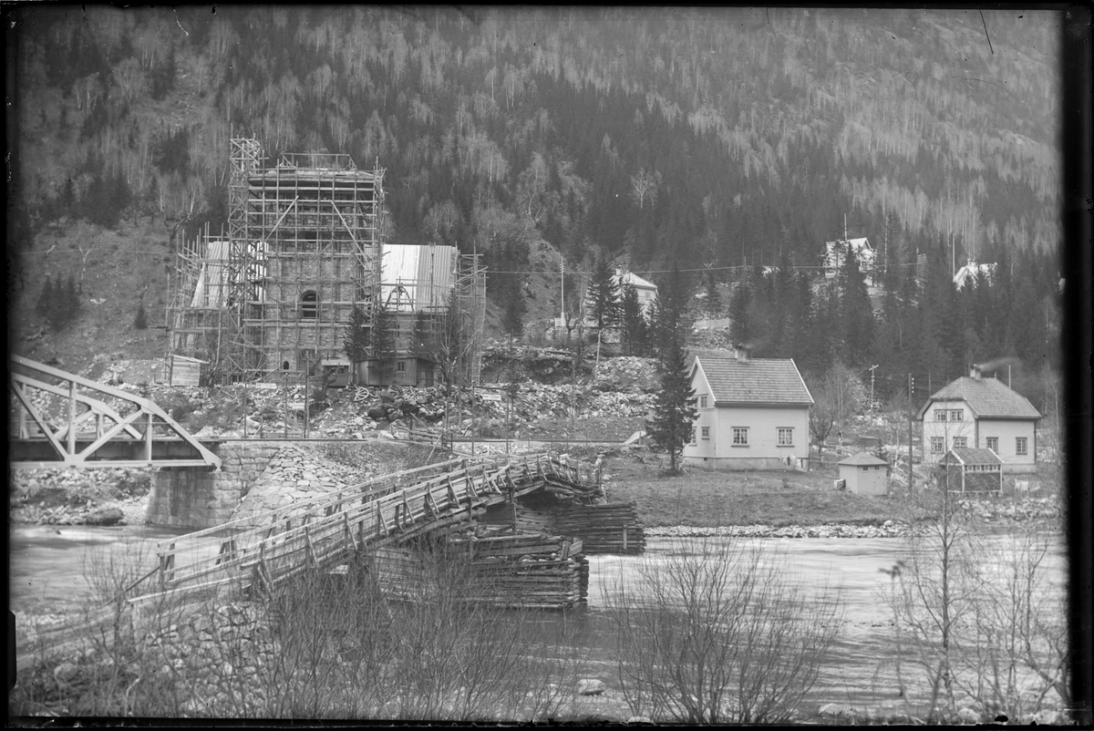 Rjukan kirke under bygging i 1915. Trestilas rundt kirken, brakker ...