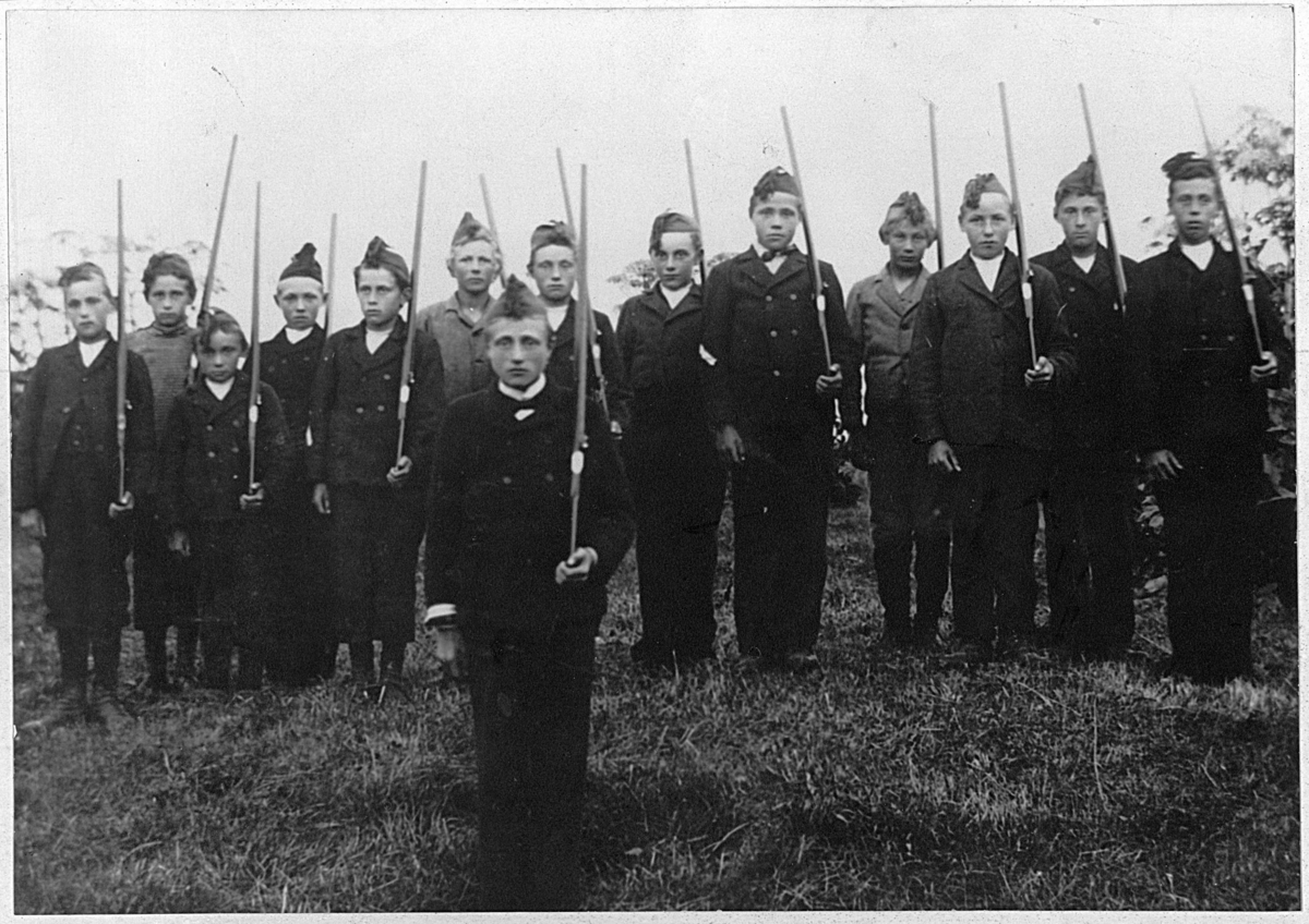 Buekorps med bergenske uniformer og tregeværer på Råvoll i Hadsel 1905 ...