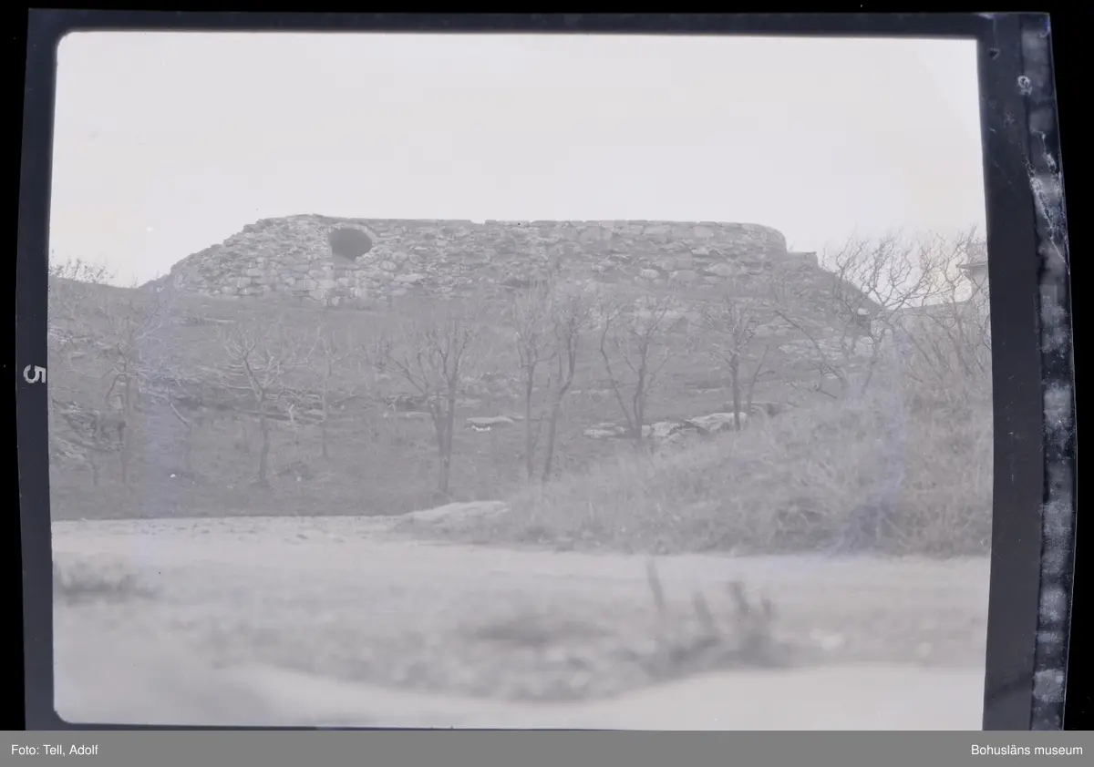 Stenruin på en kulle. - Bohusläns museum / DigitaltMuseum