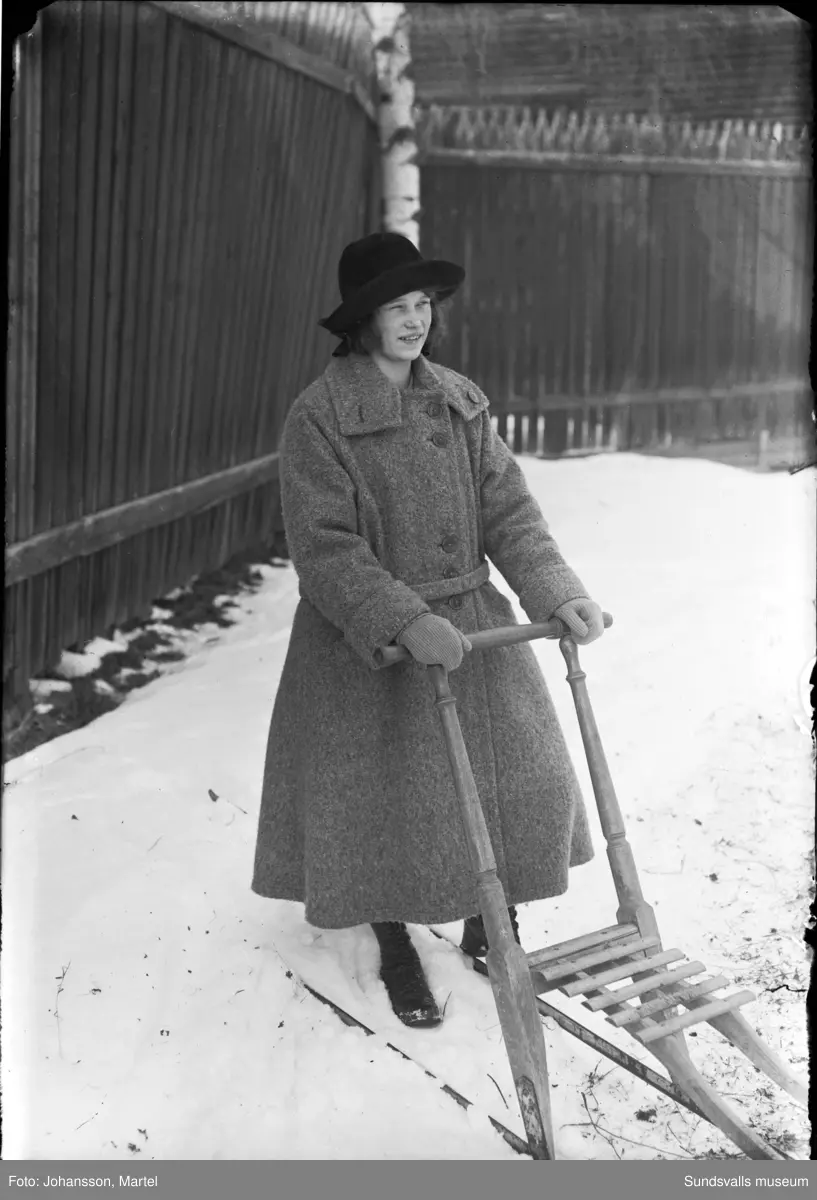 Anna Viklund, Sörfors, med vinterkappa, hatt och spark. Senare gifte hon sig Lockner och var ...