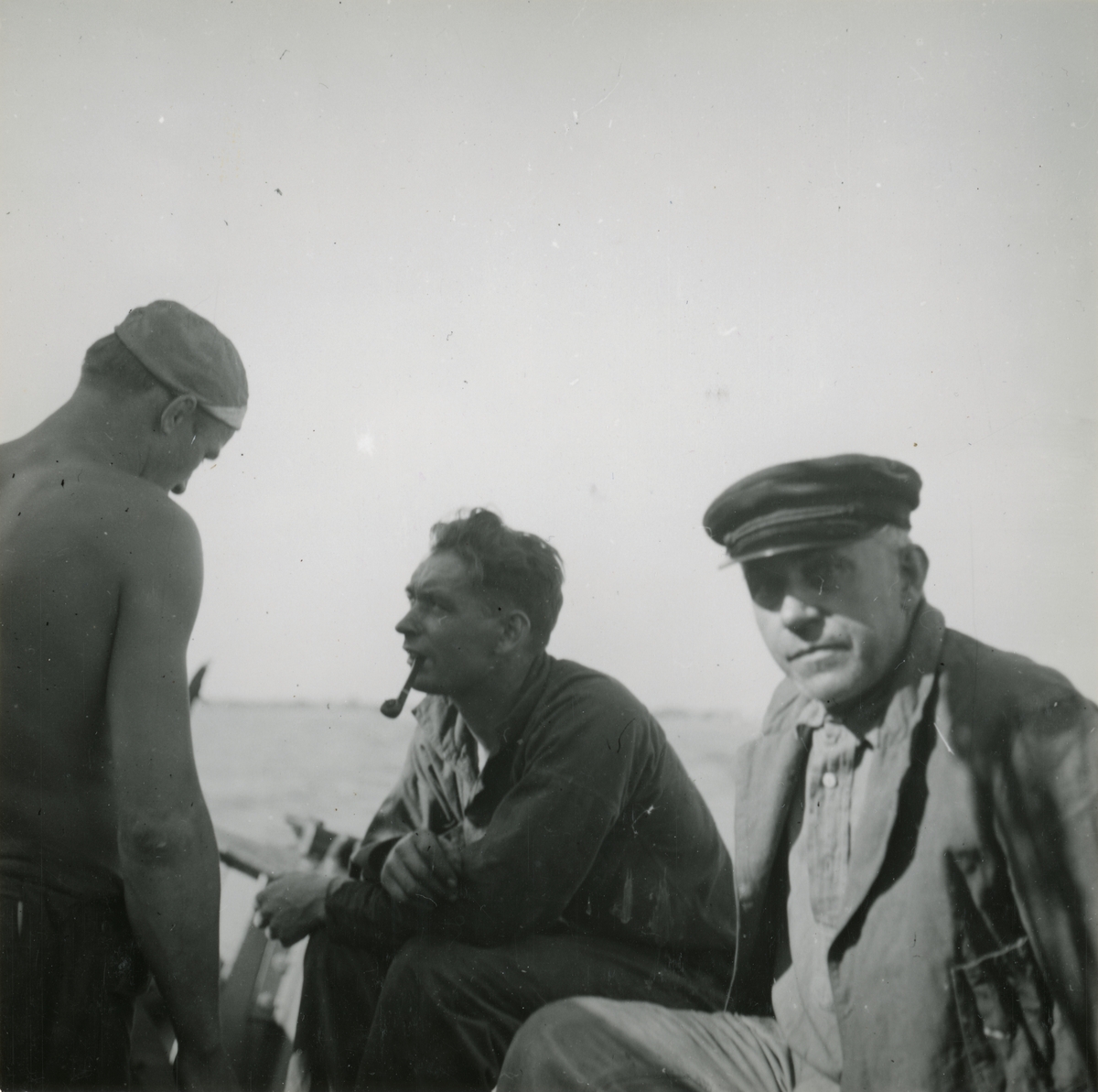 Göteborgs örlogsdepå. HM Hjvb 384. tre man ur besättningen. I mitten en ...