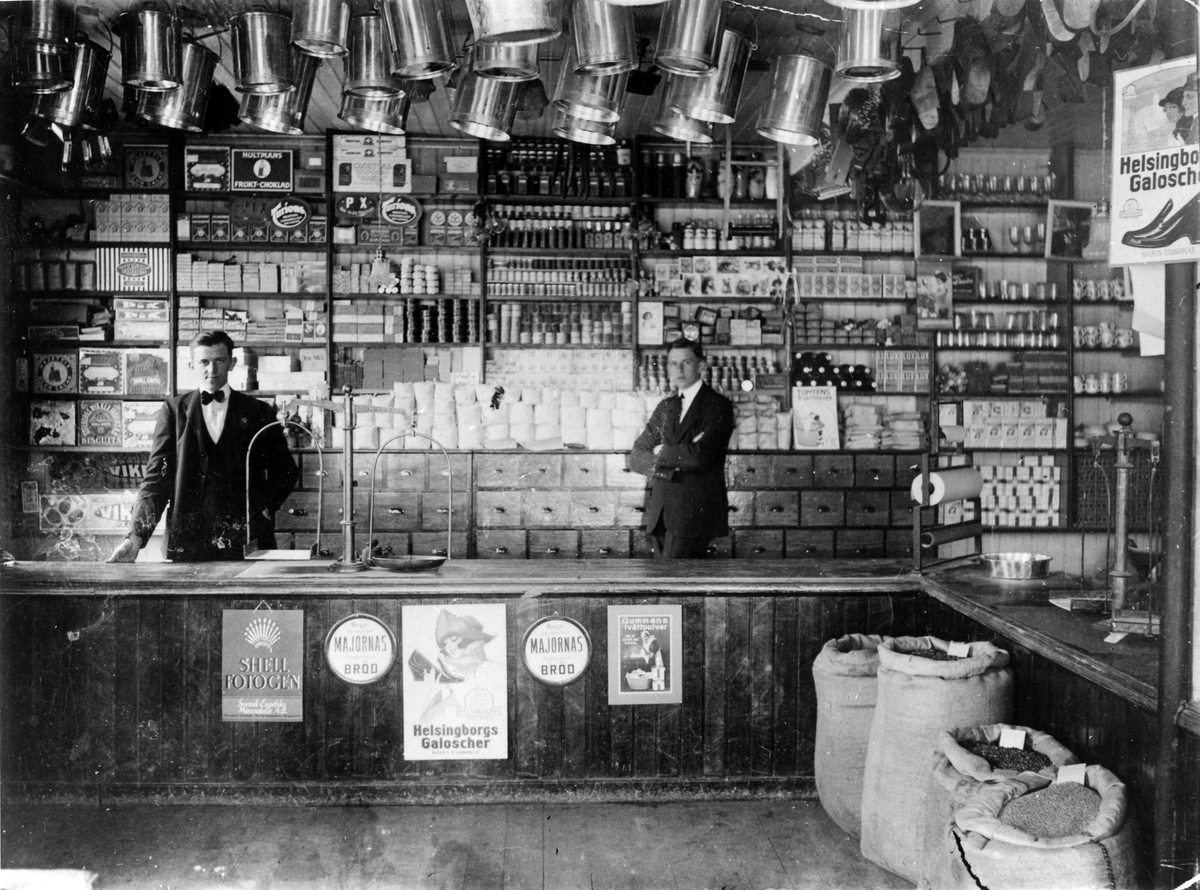 Bilden visar insidan av Henå Lanthandel Bollebygd med Justus och Filip ...