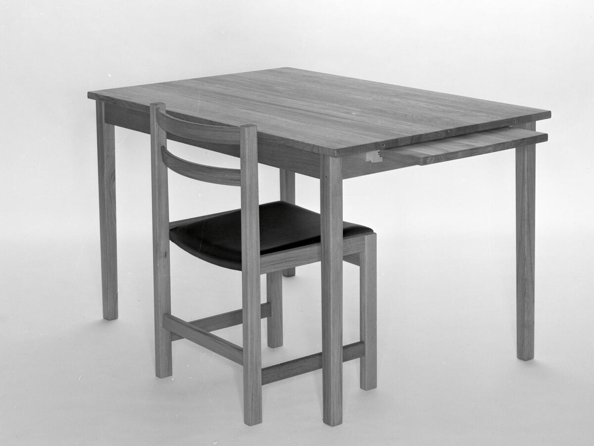 Bord med stol - Västergötlands museum / DigitaltMuseum