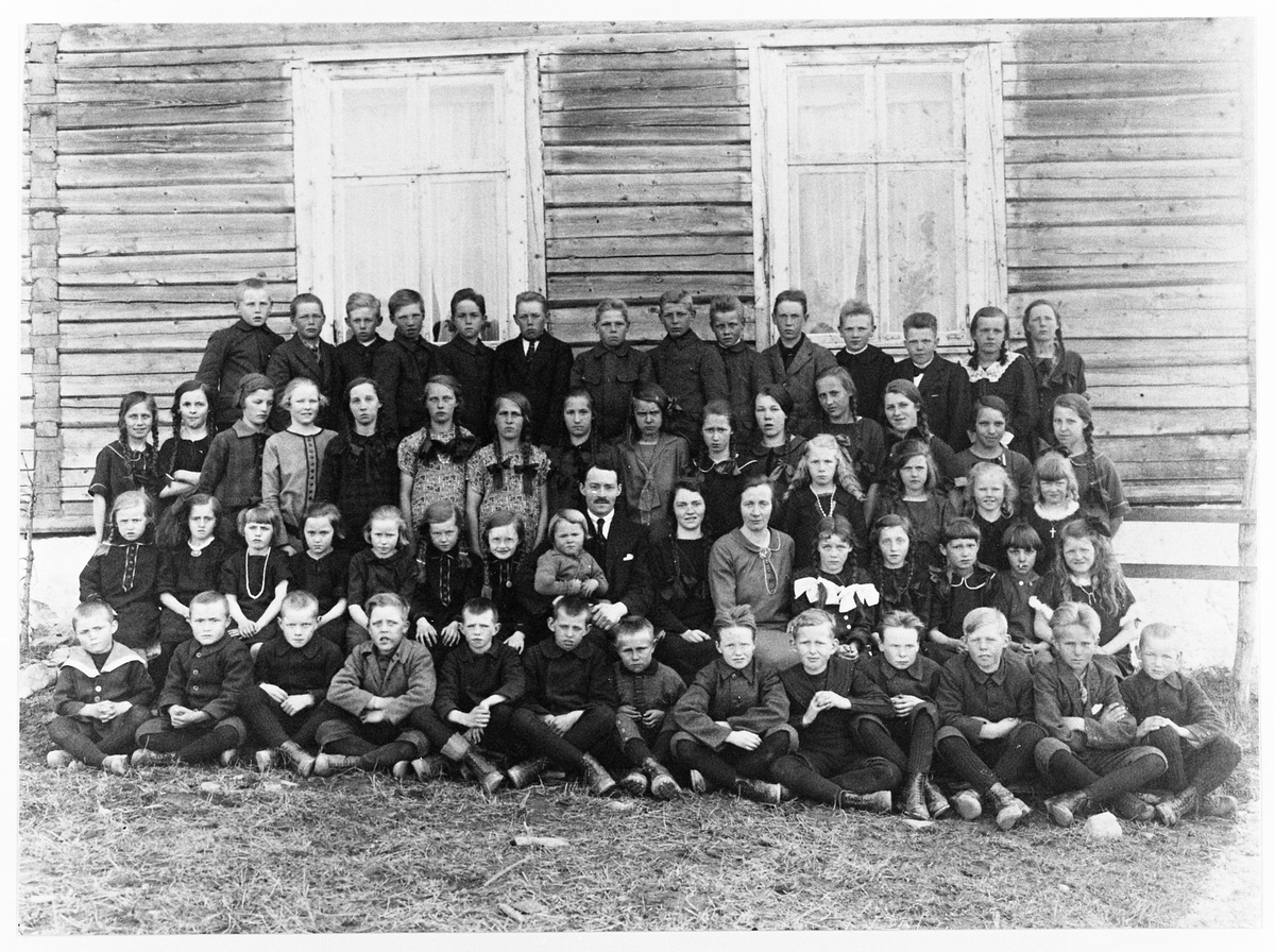 Skolebilde fra Bergseng jkole i Kolbu, Østre Toten, 1924/25. Øverste ...