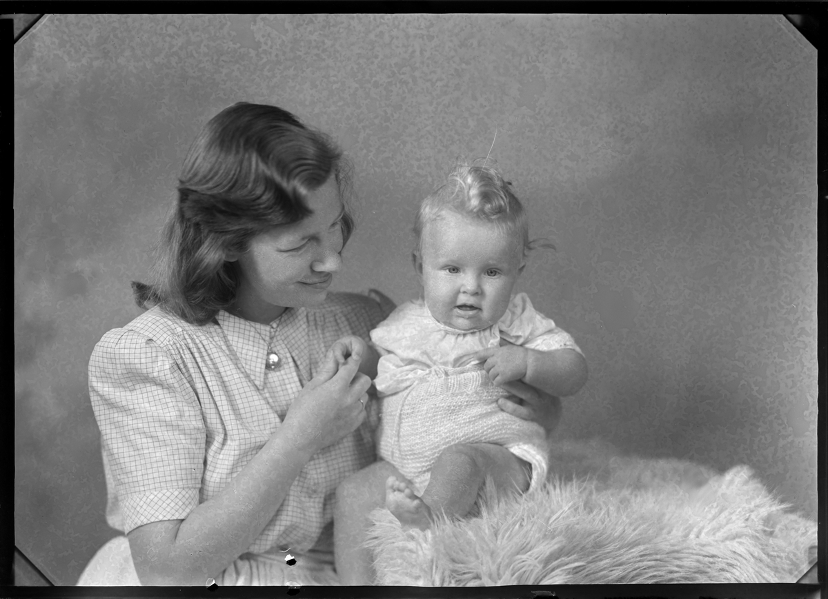 Barneportrett. Mor og barn - Museene i Akershus / DigitaltMuseum
