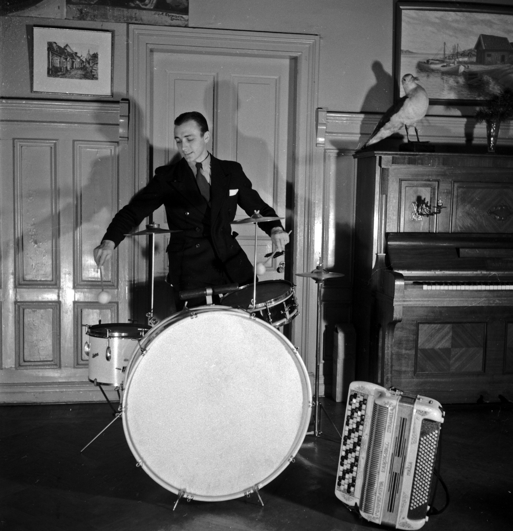 Man vid ett trumset. - Bohusläns museum / DigitaltMuseum