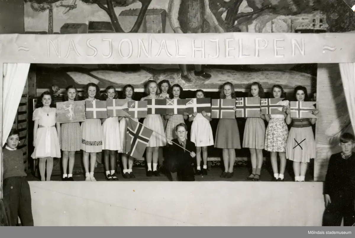 Två skolpojkar står framför ett stort foto med avfotograferade norska ...