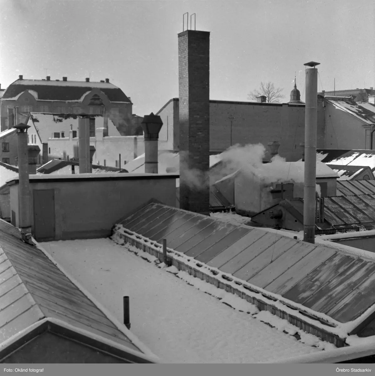 Snö på hustak på Stortorget 17, 1970-tal - Örebro Stadsarkiv ...