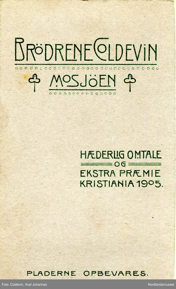 Studioportrett av en mann med bart i uniform. Sittende på en stol ...