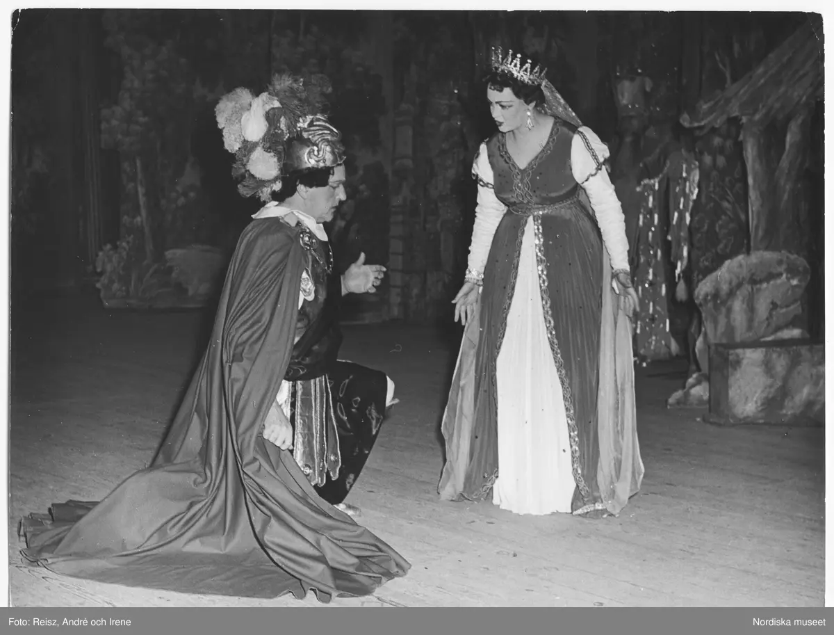 Sven Nilsson som Roland och Lilly Furlin som Angelica i "Rasende Roland ...