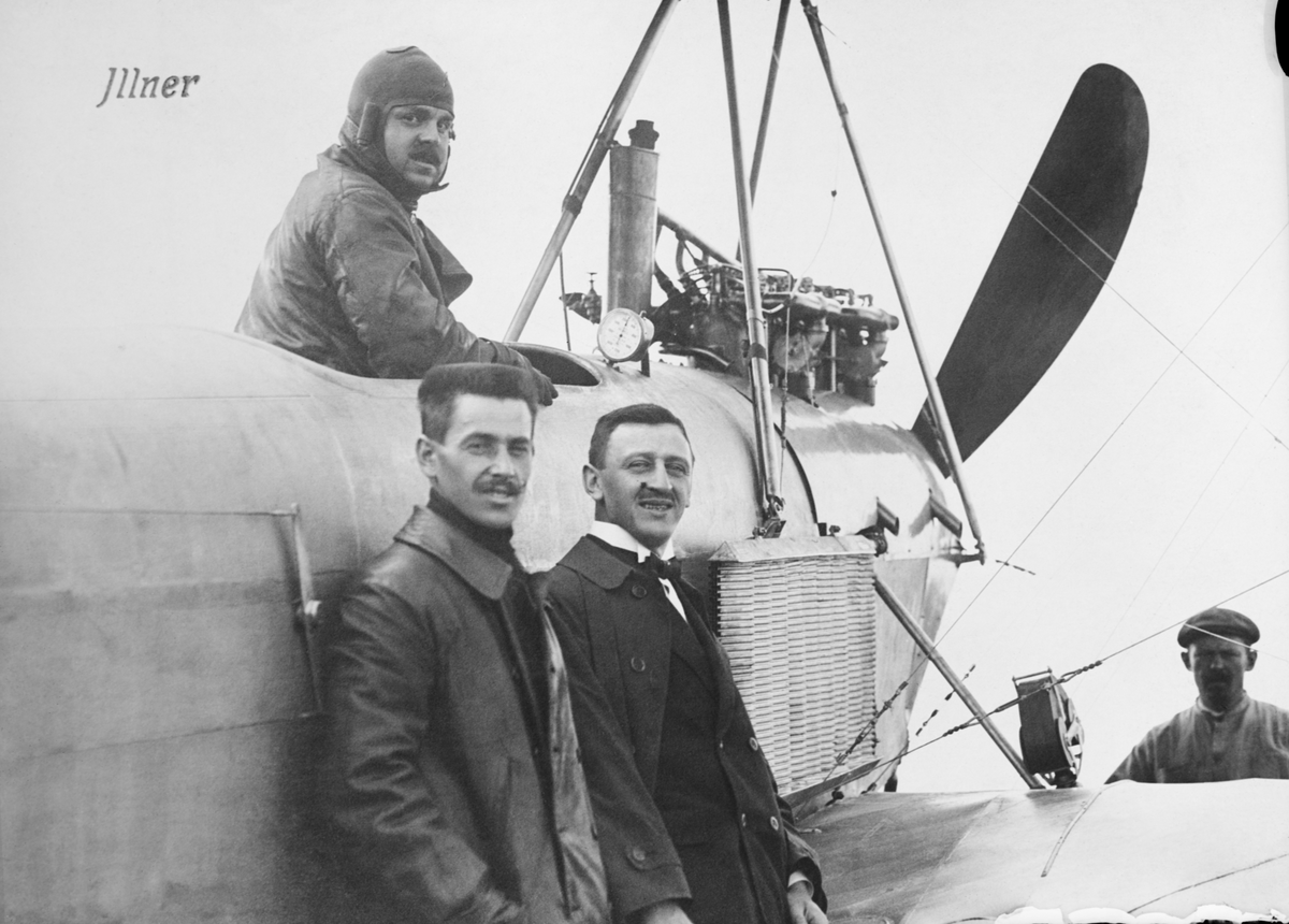 Flygförare Karl Illner sitter i flygplan Lohner Pfeilflieger. Två män ...