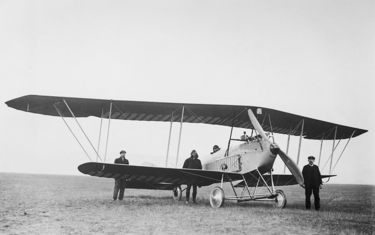 Flygförare Karl Illner sitter i flygplan Lohner Pfeilflieger på ett ...
