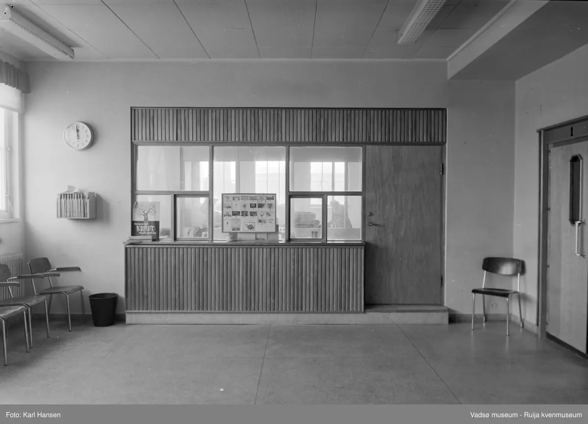 Resepsjonen i Telegrafverkets bygg i Vadsø. Bygget ble reist 1952-54 og ...