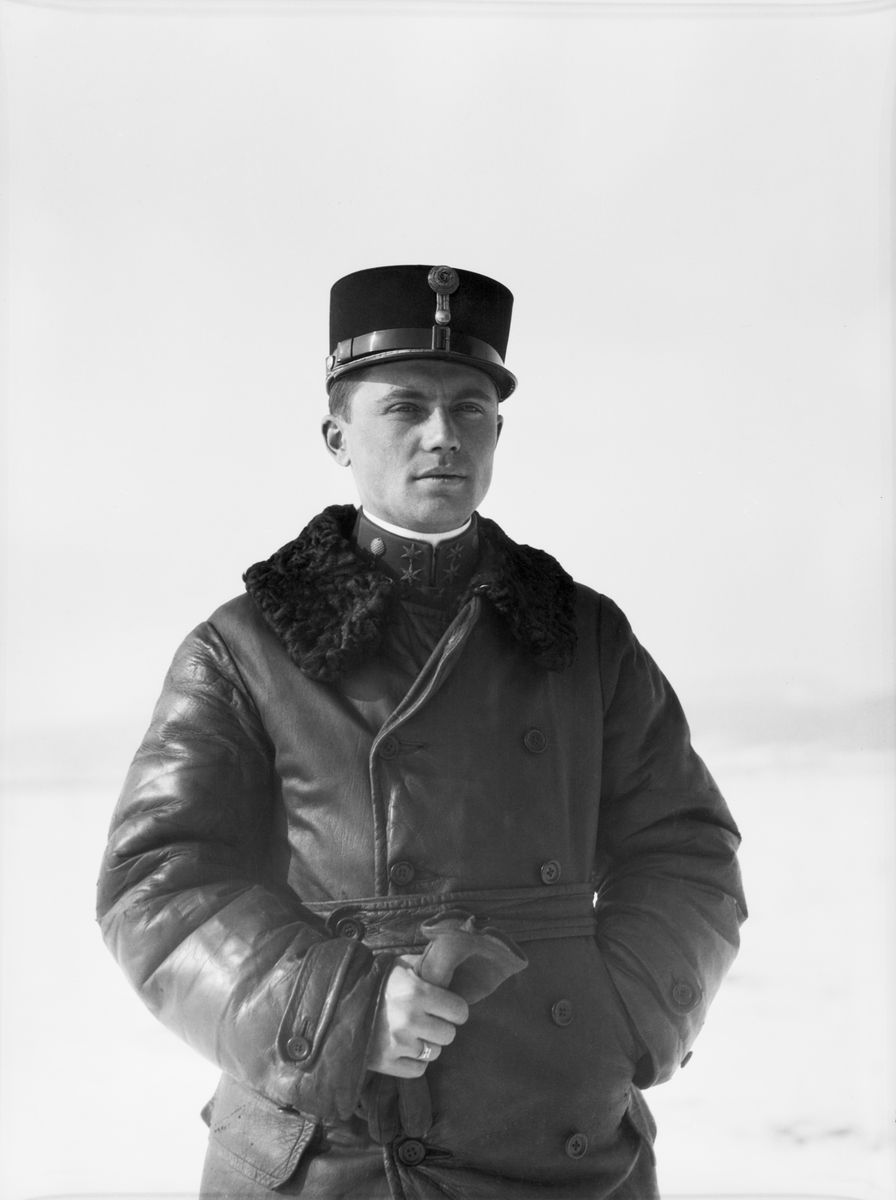 Porträttfoto av militär flygare från Österrike-Ungern på ett flygfält ...