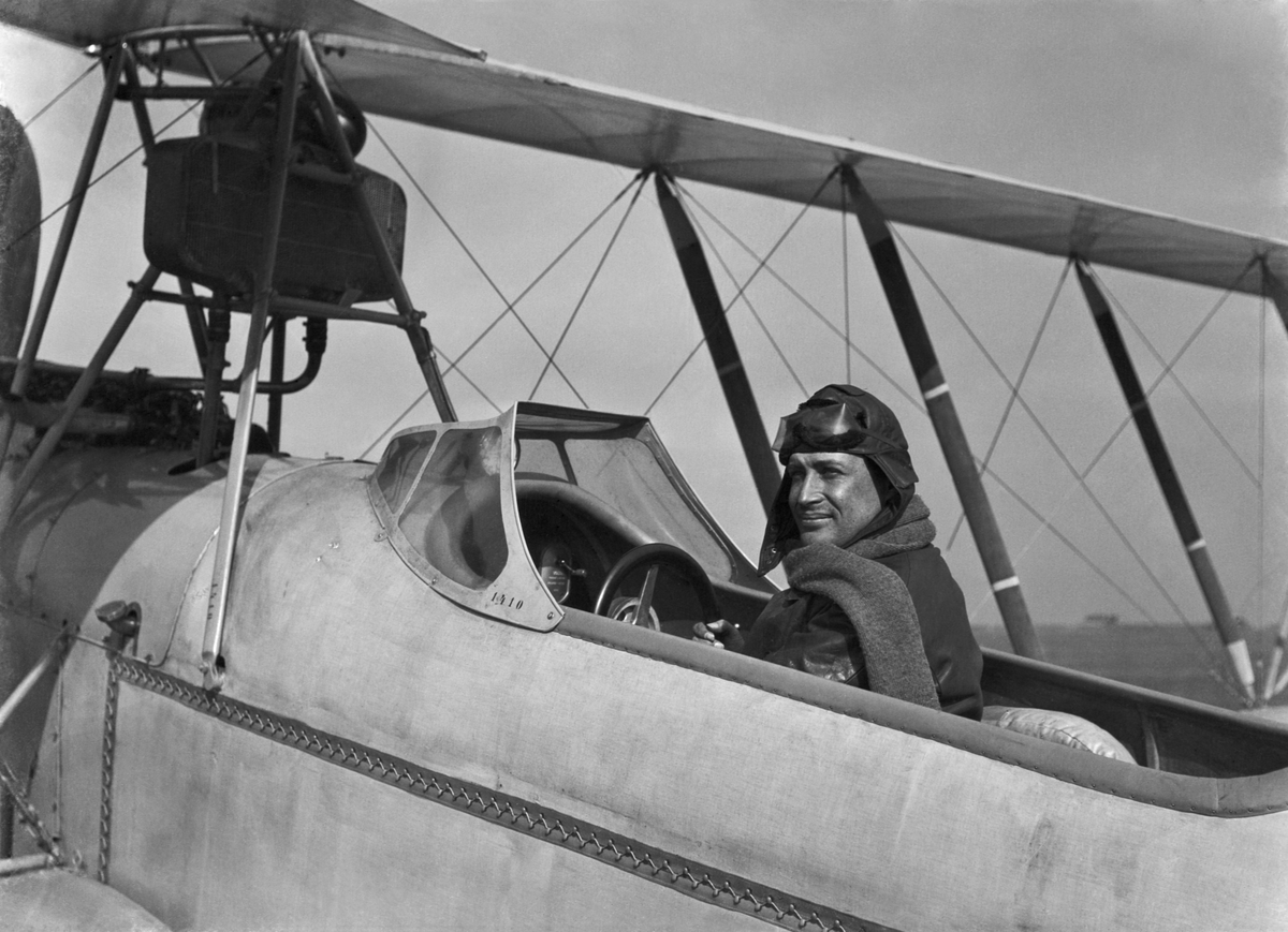 Flygare i förarsits på militärt flygplan tillhörande Österrike-Ungern ...