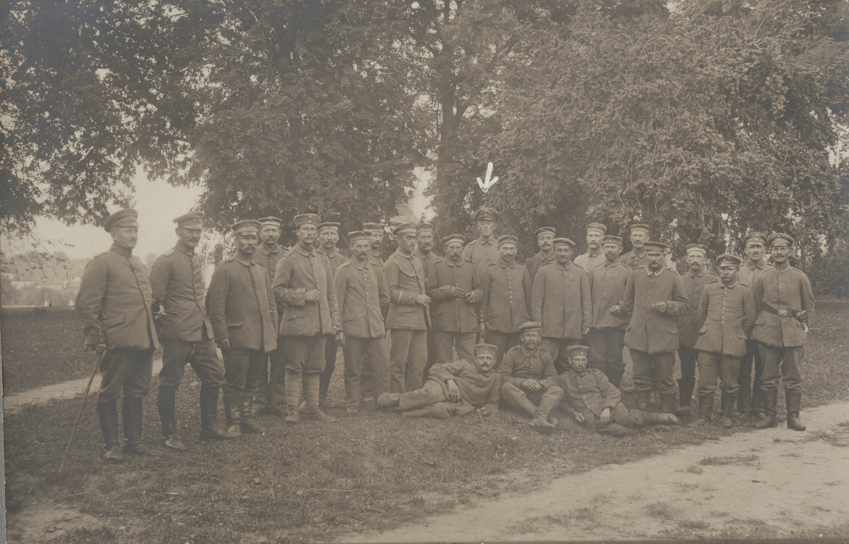 Text i fotoalbum: "September 1918. Manskap af 4de kompaniet i parken i ...