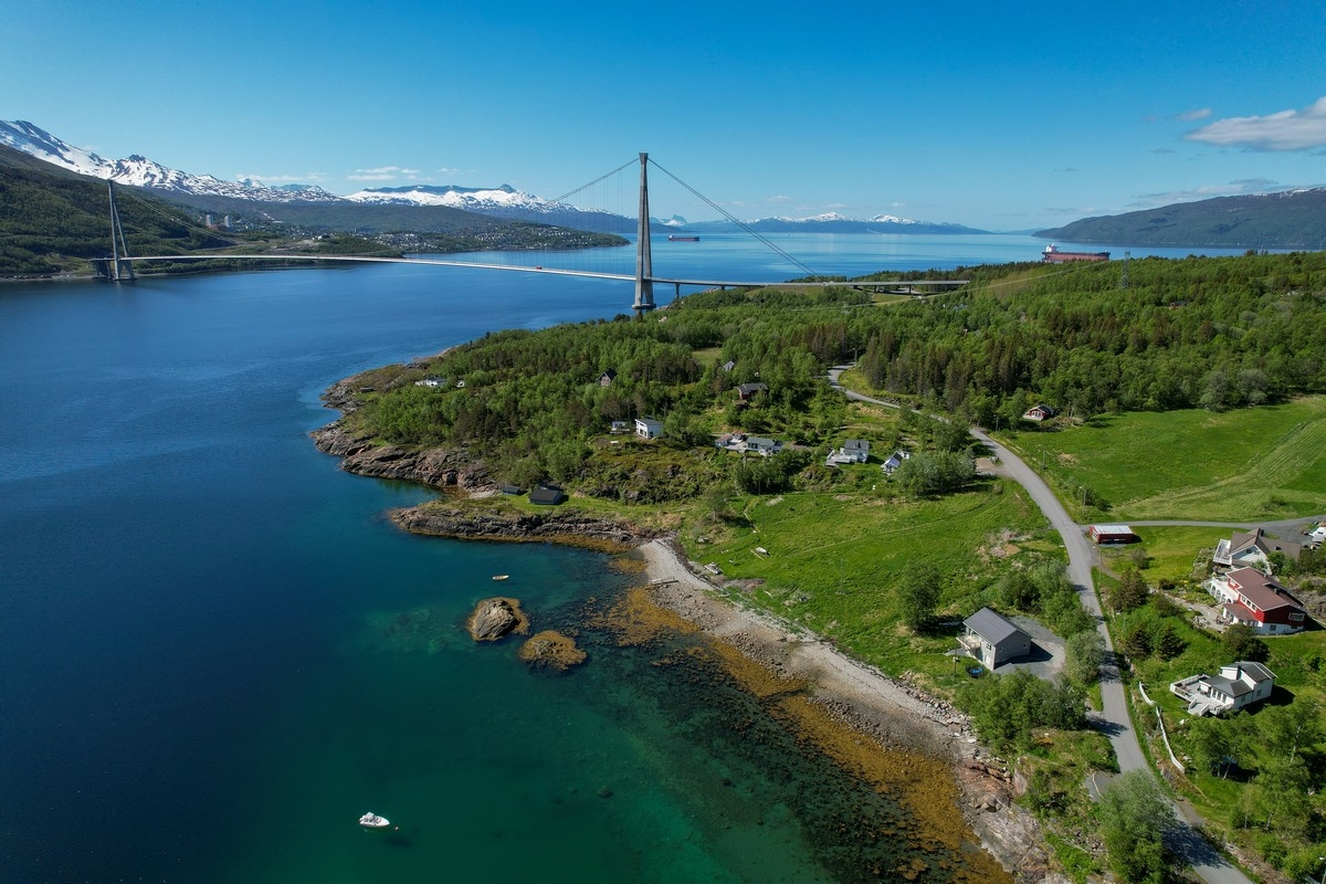 Dronefoto av Slåttvika på Øyjord, i Narvik kommune - et mulig ...