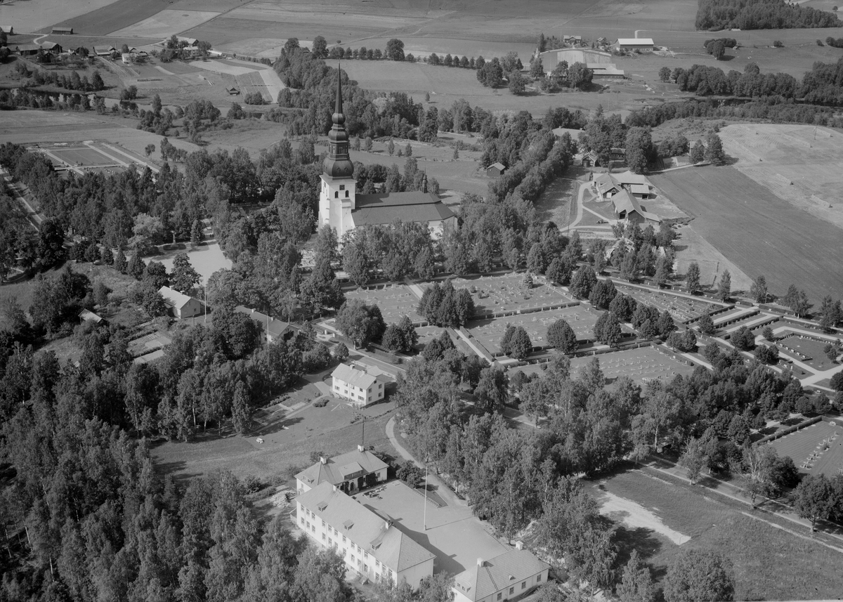 Flygfoto över Stora Tuna. Stora Tuna kyrka år 1953. - Dalarnas museum ...