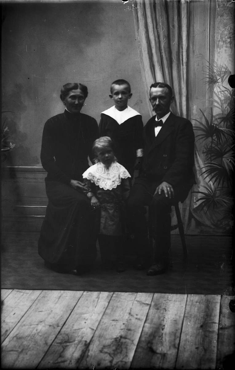 Ateljéporträtt - familj, Alunda, Uppland - Upplandsmuseet / DigitaltMuseum