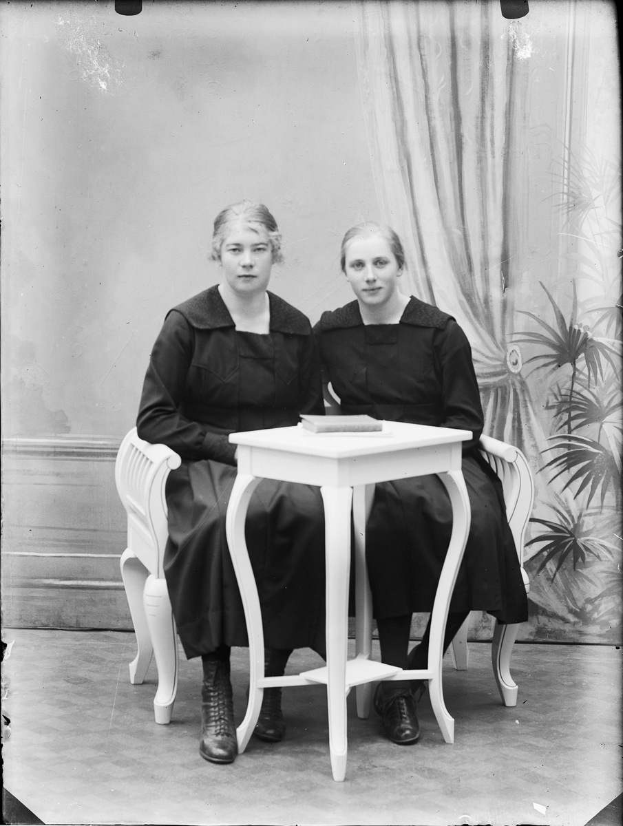 Ateljéporträtt - två kvinnor, Alunda, Uppland - Upplandsmuseet ...