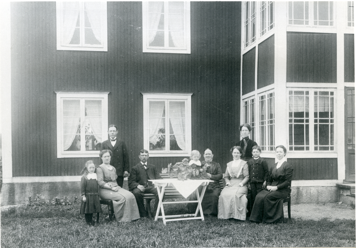 Kila sn, Lånsta. Familjen Kullberg utanför bostaden, 1915 ...