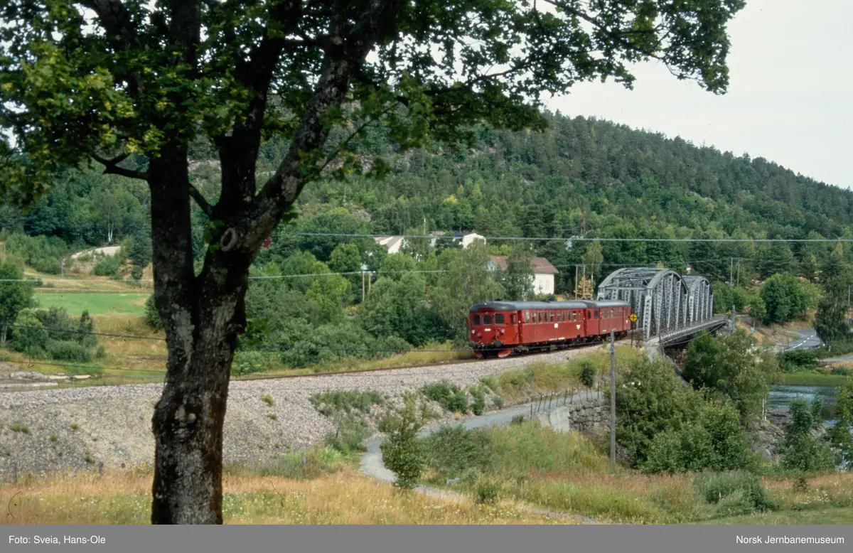 Dieselmotorvogn BM 86 15 og styrevogn BFS 86G 99 med persontog Nelaug ...