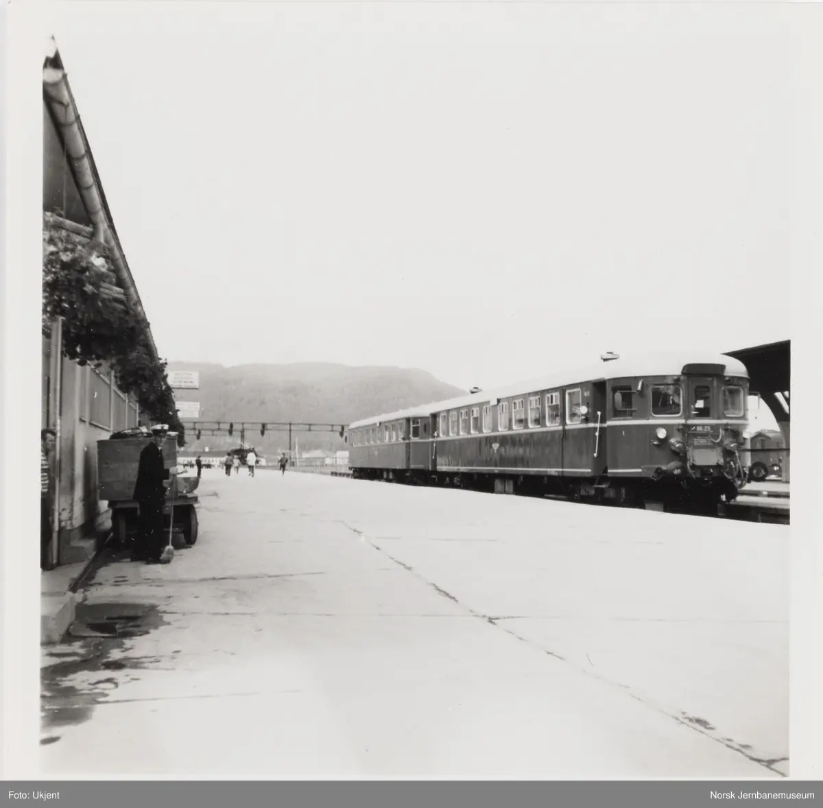 Dieselmotorvogn Bmdo 86 25 med styrevogn med persontog på Trondheim ...