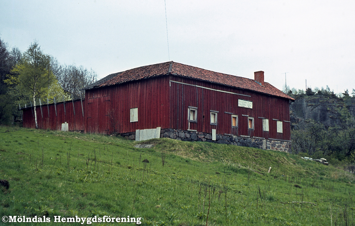 Ladugården till Trädgården 1 i Trädgården, Mölndal, år 1965 ...