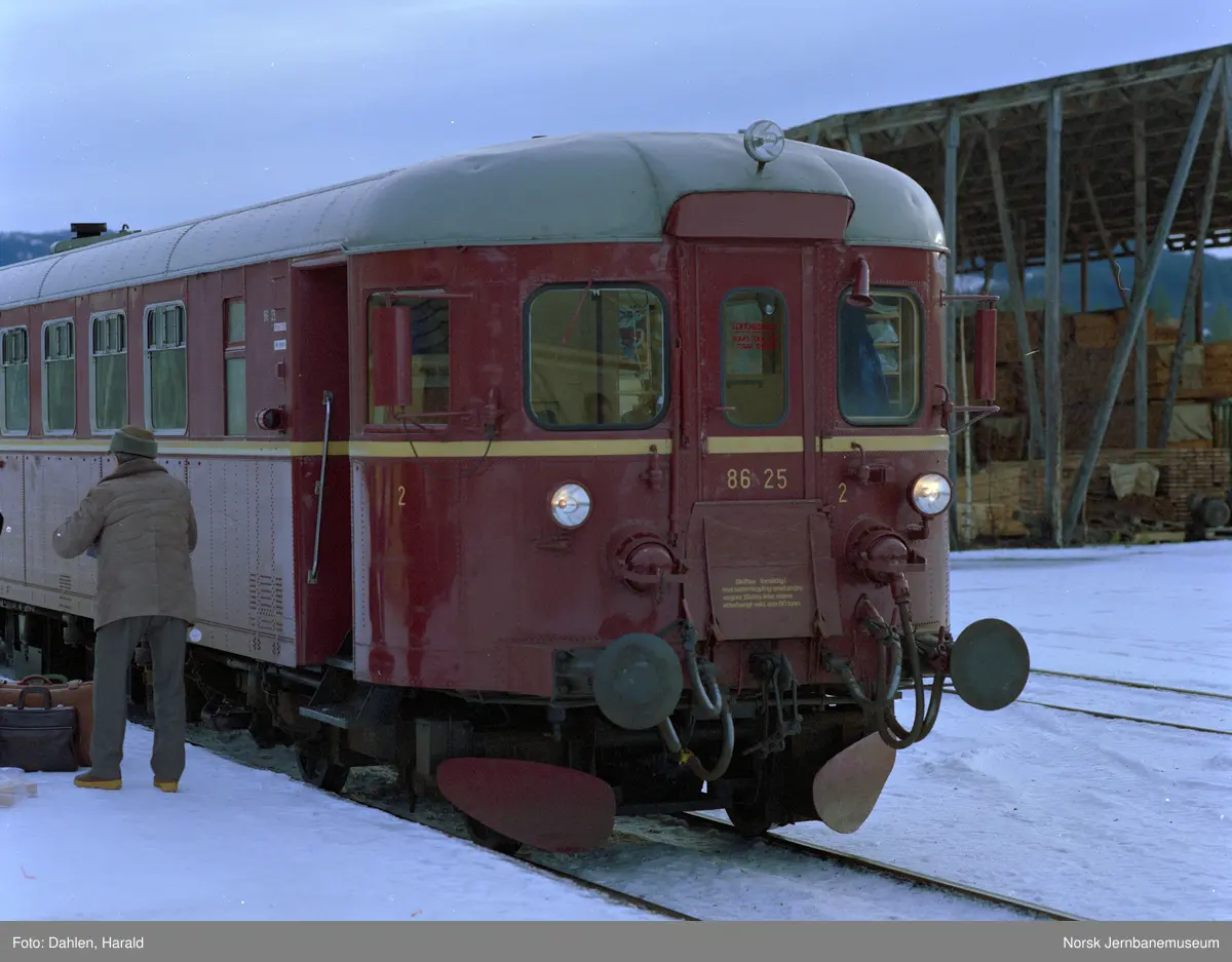 Dieselmotorvogn BM 86 25 med persontog til Rødberg på Flesberg stasjon ...