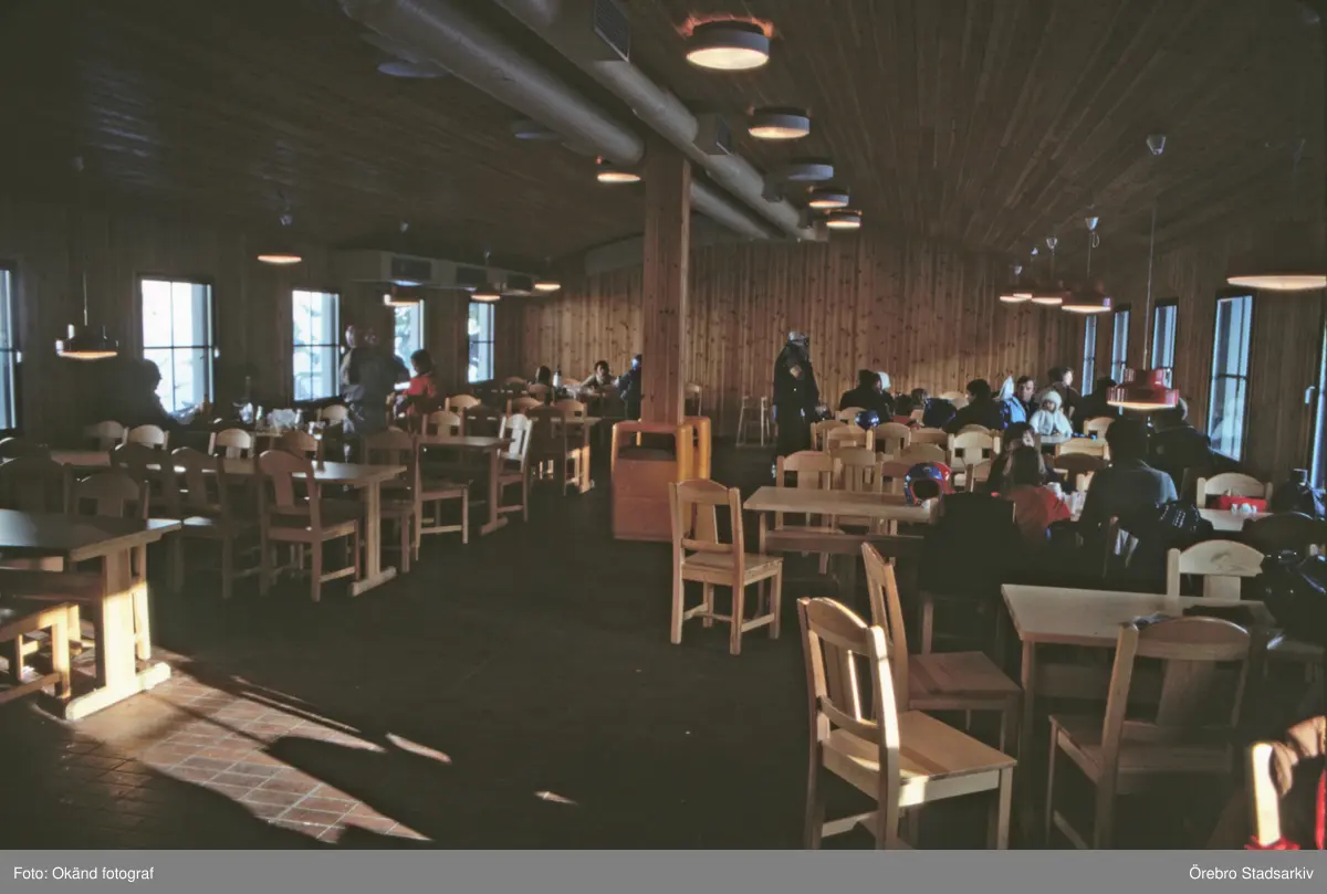 Sittplatser i kiosken i Storstenshöjden, 1970-tal - Örebro Stadsarkiv ...