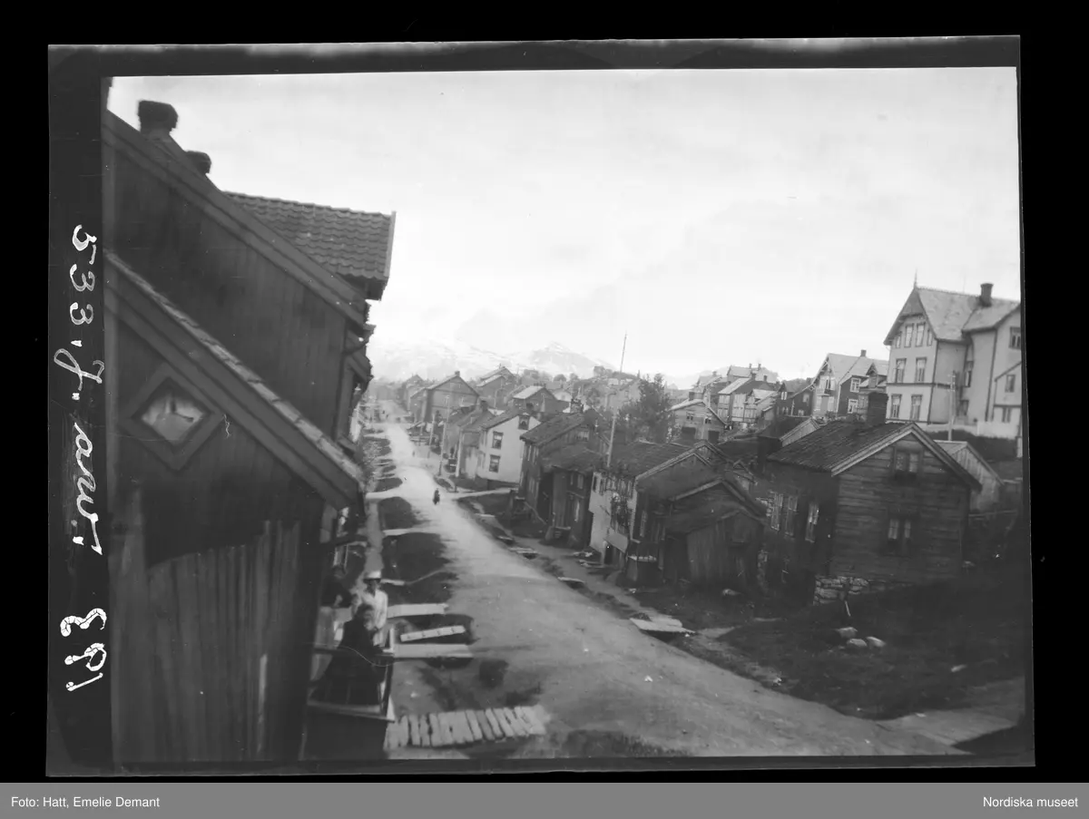 Stadsbild från Tromsø i Norge. Låga trähus kantar gatorna.Bilden ingår ...