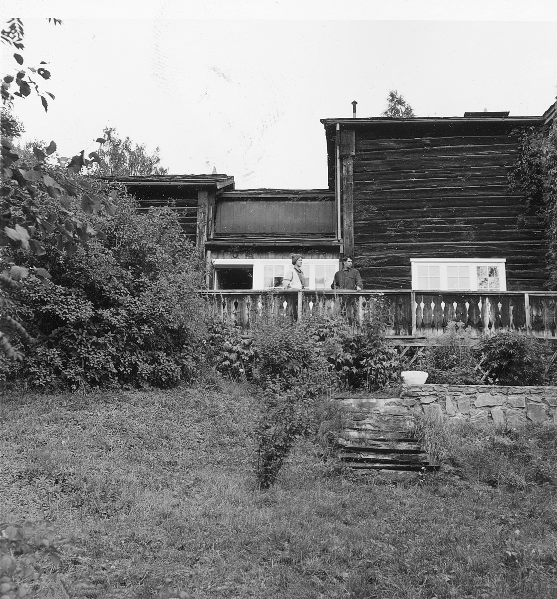 Maleren Ingvar Heggsum, maleren Ola Mæhle og Heggsums forlovede Ulla ...