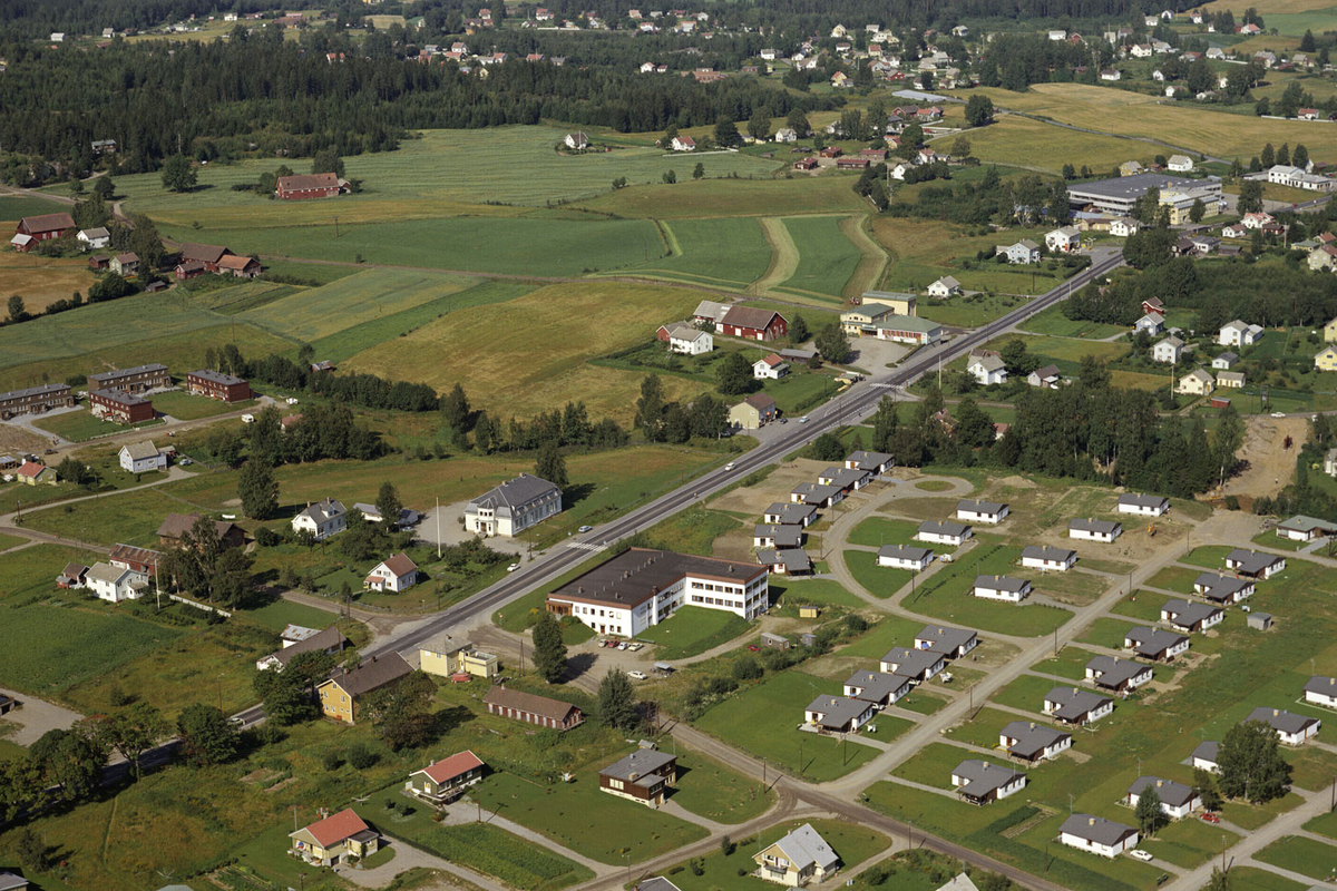 RÅHOLT TETTSTED MED RÅHOLT SKOLE - Akershusbasen / DigitaltMuseum