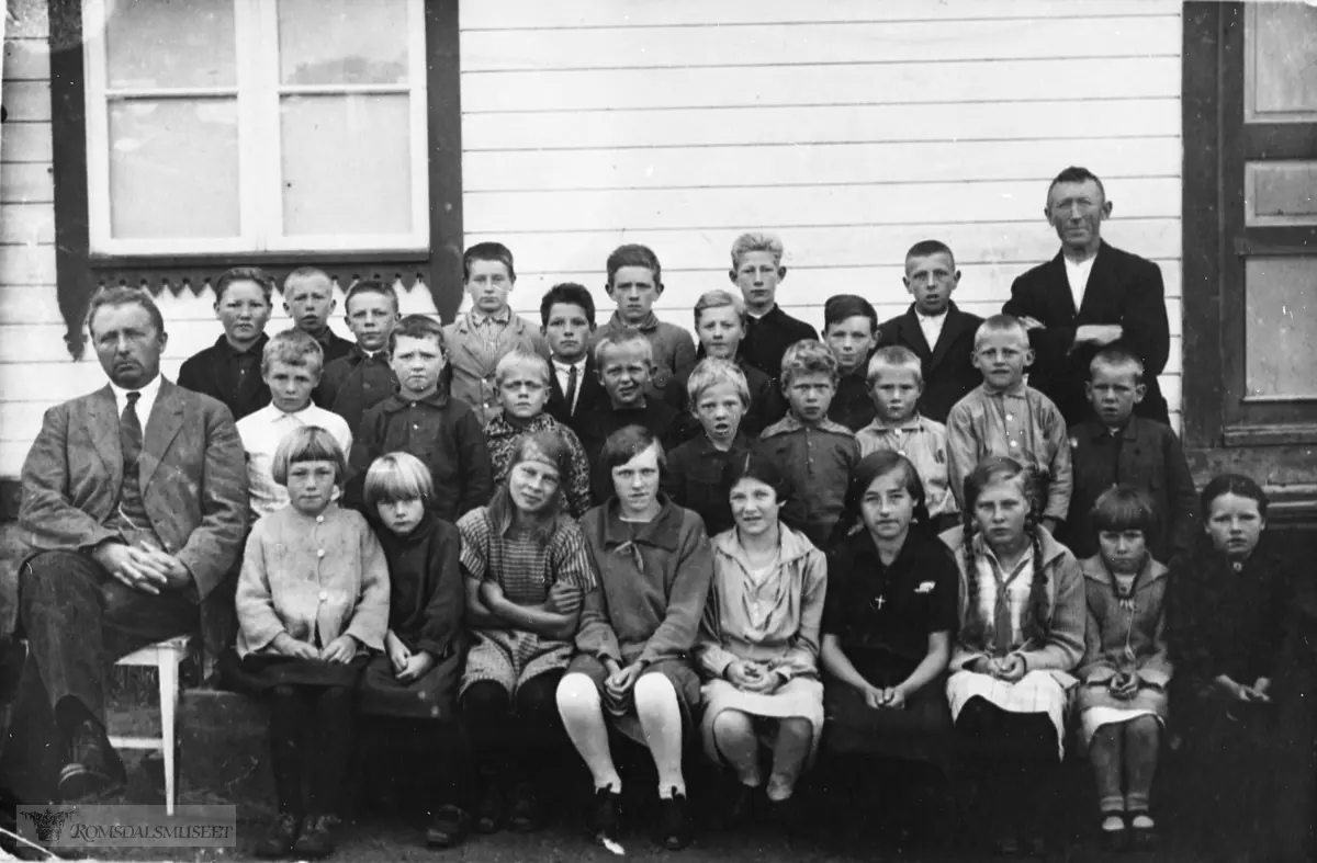 Klassebilde frå Eidsvåg skole med lærer lærer Martin Alstad. Namneliste ...