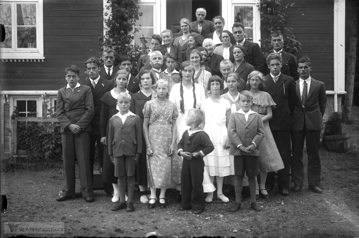 Konfirmasjon i Klokkargarden på Hungnes. - Romsdalsmuseet / DigitaltMuseum