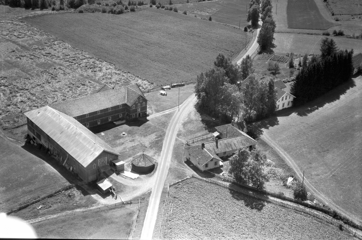 Flyfoto av Pinnerud gard, Furnes, Ringsaker. - Anno Domkirkeodden ...