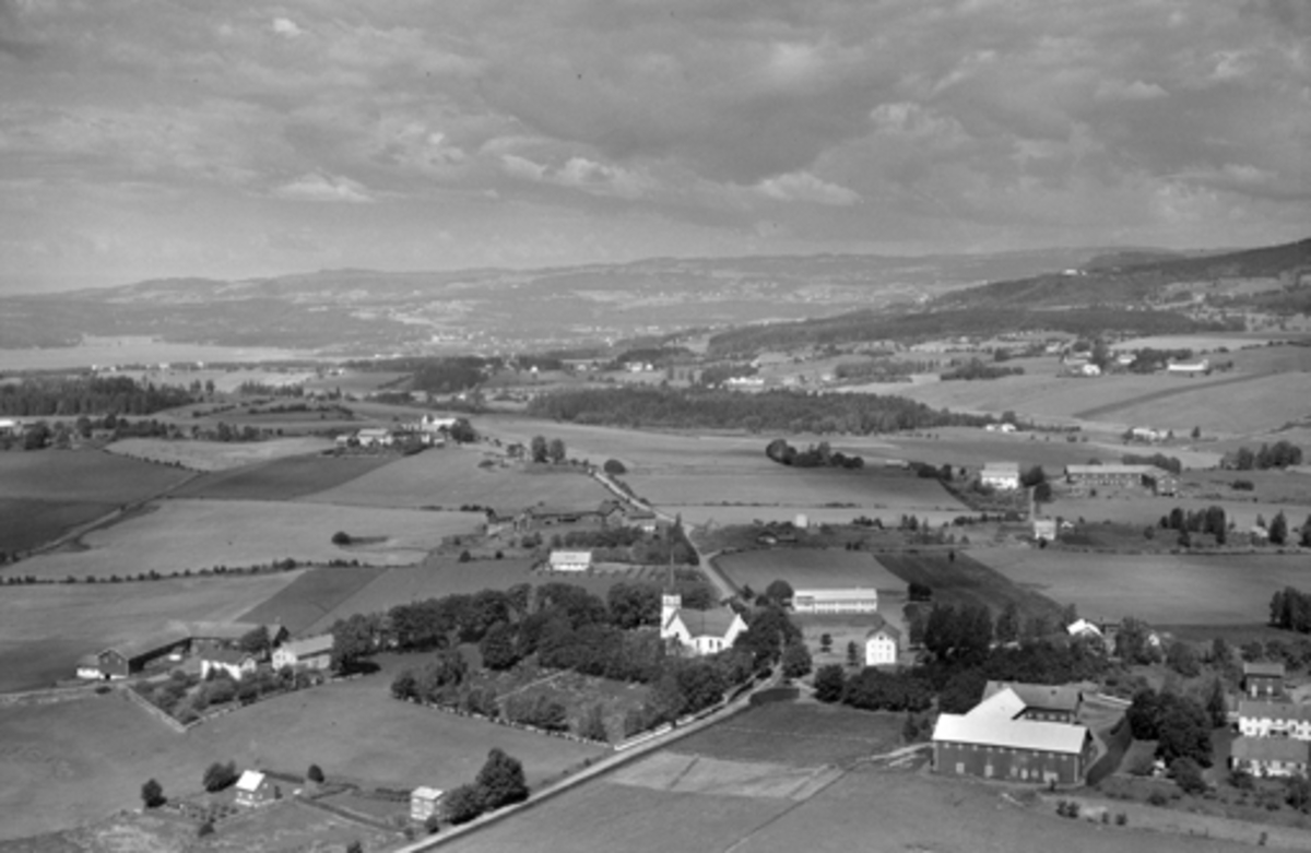 Flyfoto av Stor Deglum gård, Furnes, Ringsaker. Furnes kirke ...