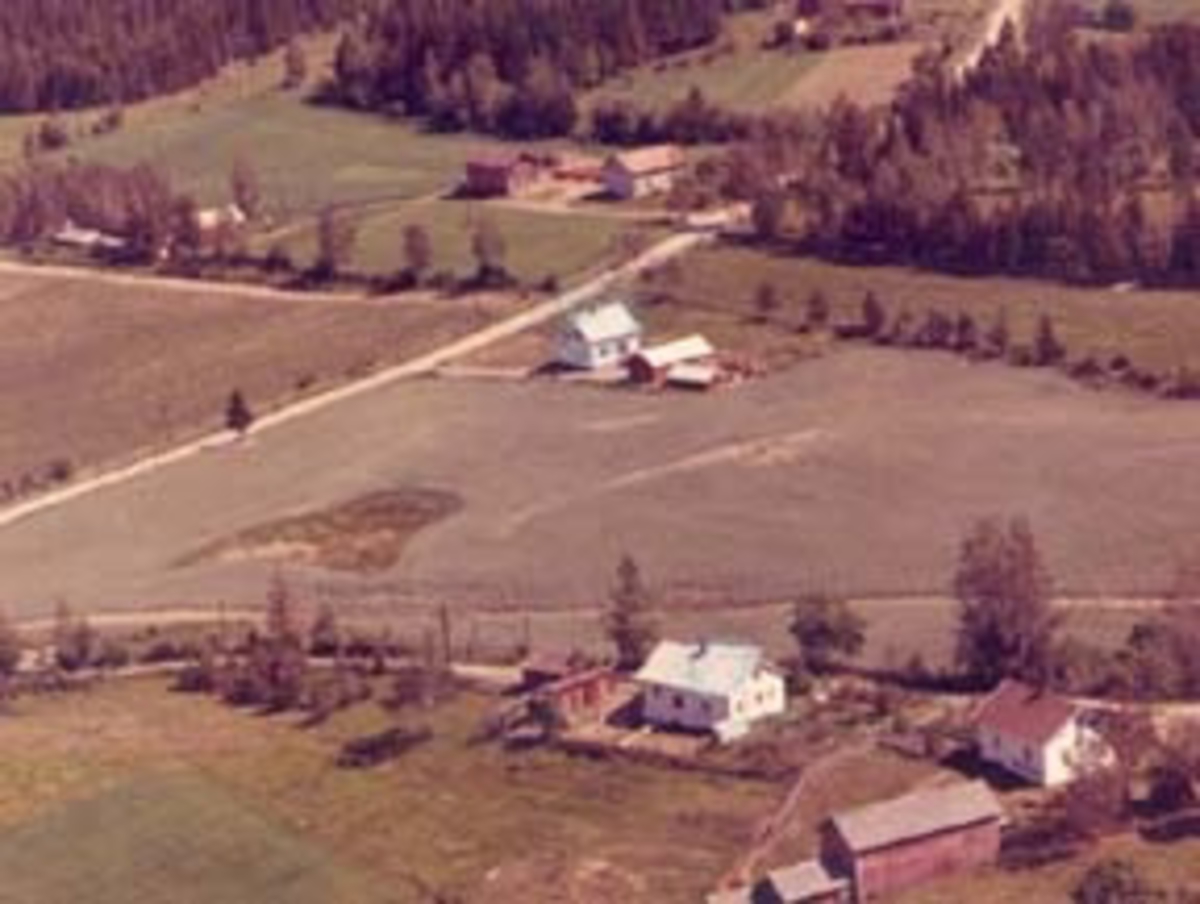 Flyfoto av Solbakken, Furnes, Ringsaker. - Anno Domkirkeodden ...