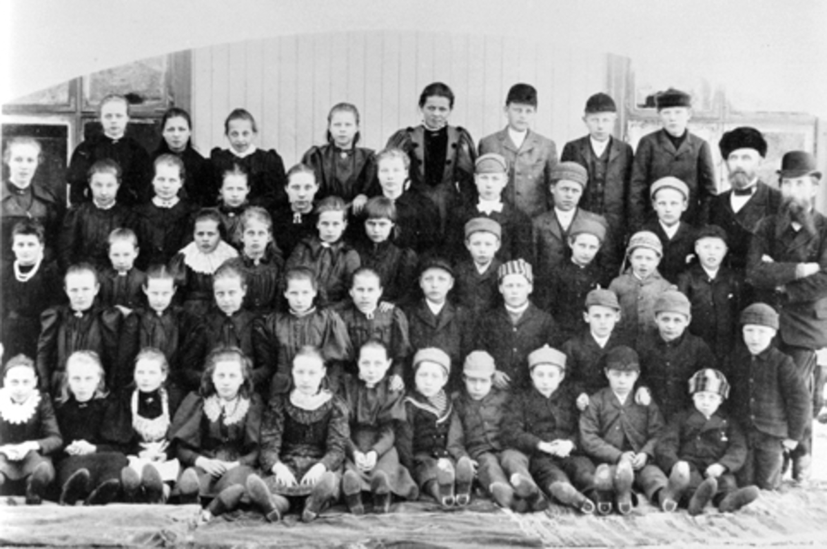 Elever og lærere ved Evenrud skole, Helgøya. - Anno Domkirkeodden ... Elever og lærere ved Evenrud skole, Helgøya. - Anno Domkirkeodden ...