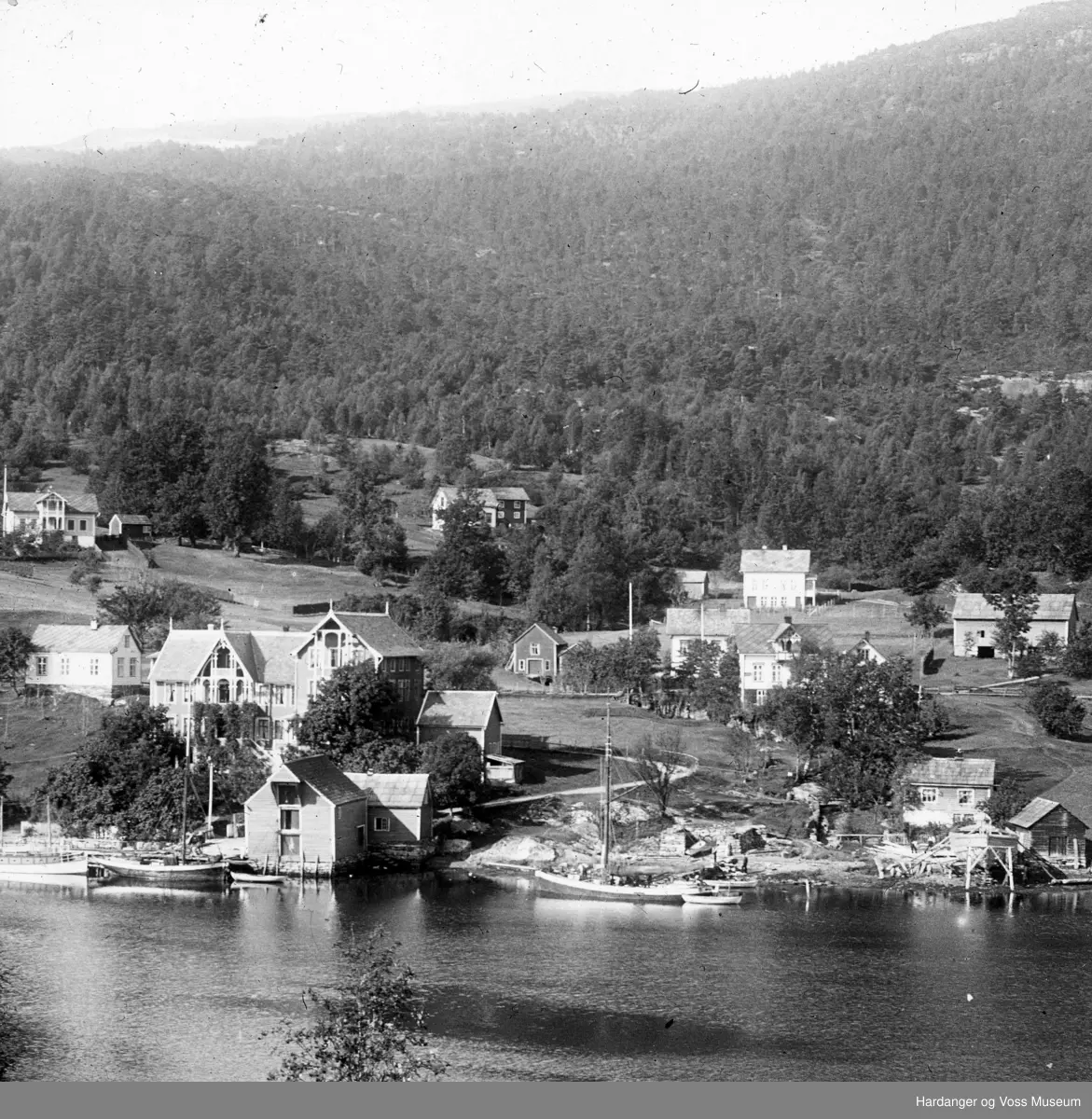 Bakke, Strandebarm med seglbåtar ved kaien - Hardanger og Voss Museum ...