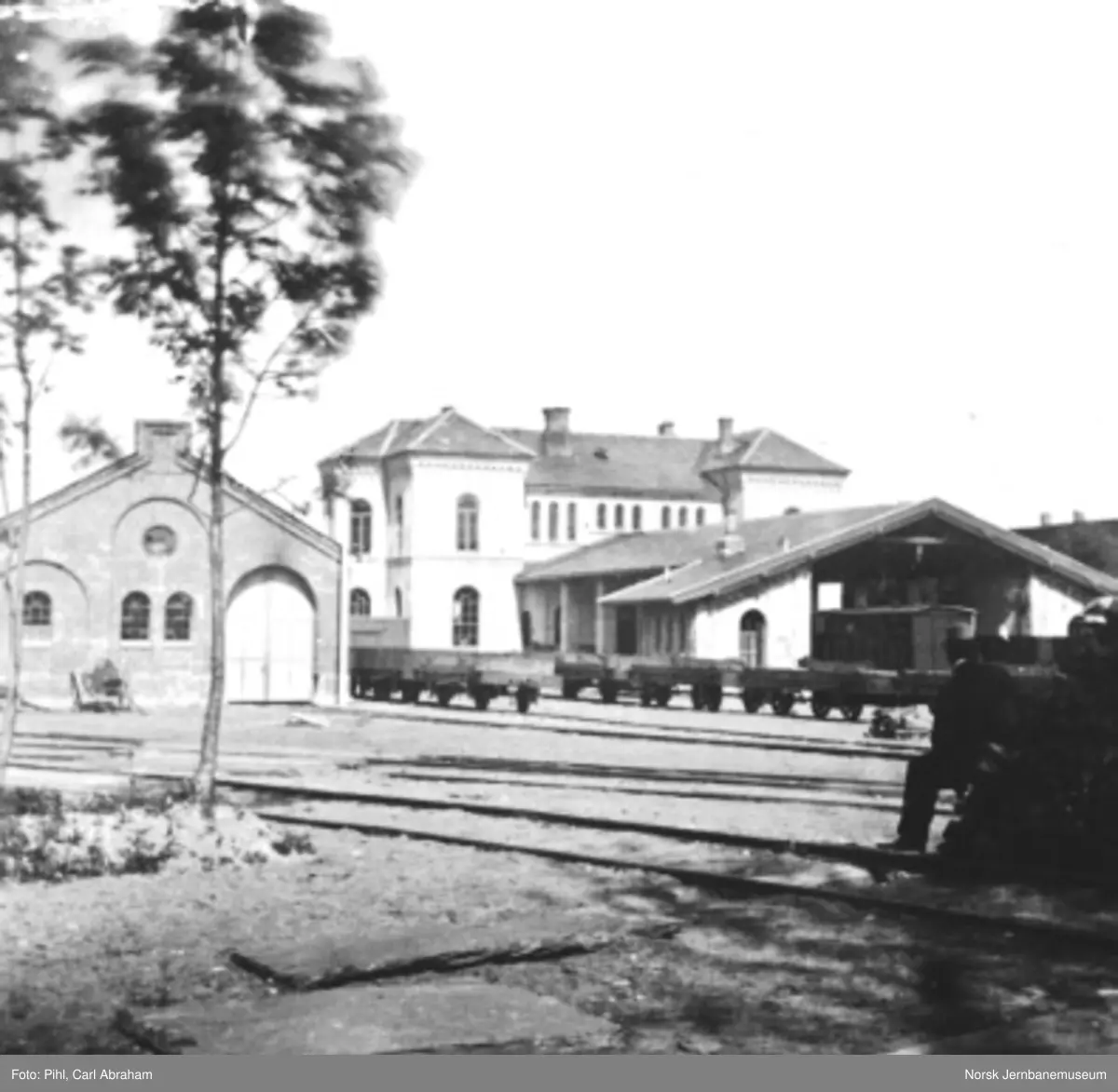 Trondheim stasjon på Kalvskinnet med godshus og verkstedbygning - Norsk ...
