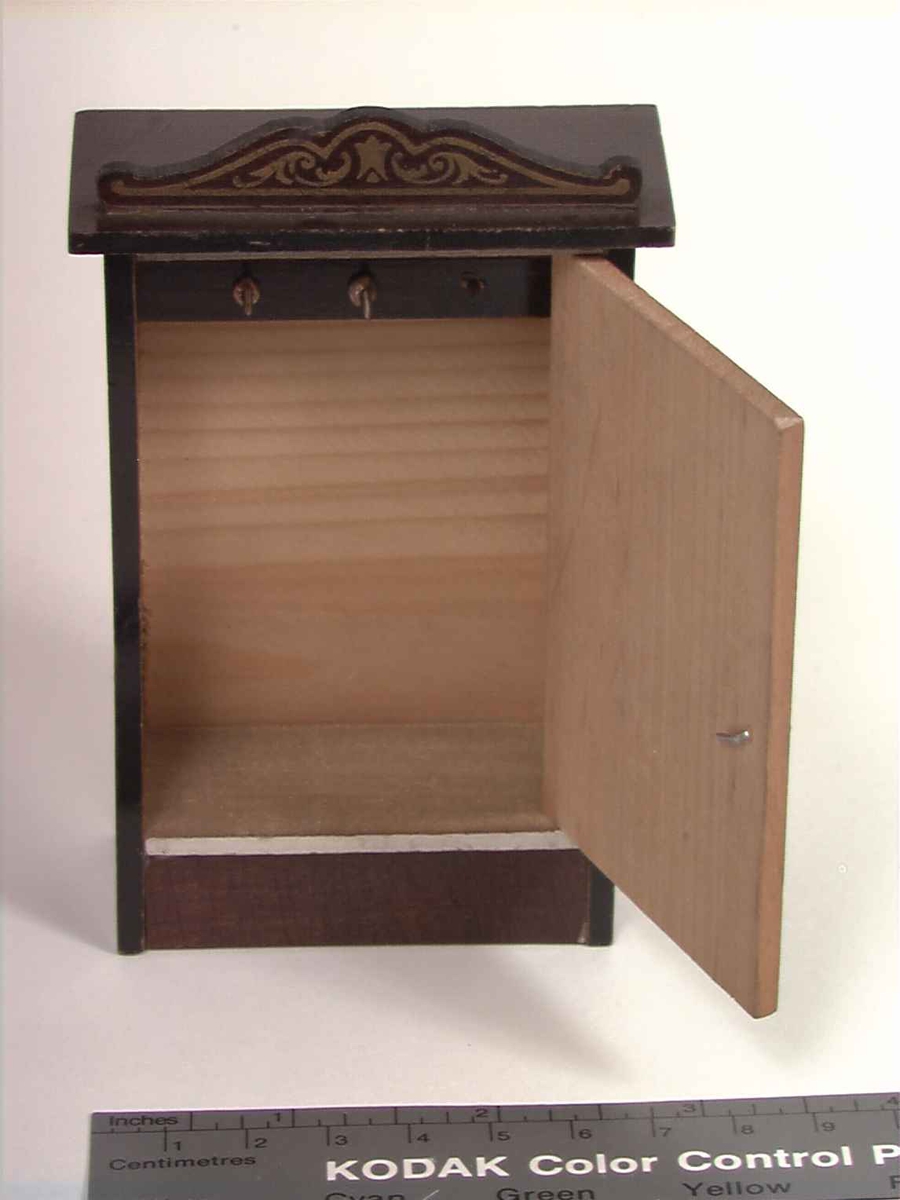 Dukkemøbel, klesskap - Norsk Folkemuseum / DigitaltMuseum