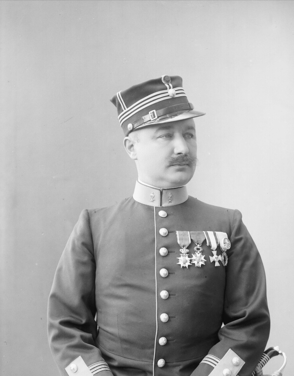 Portrett, Thomas Thomassen Heftye i uniform som kaptein i ...
