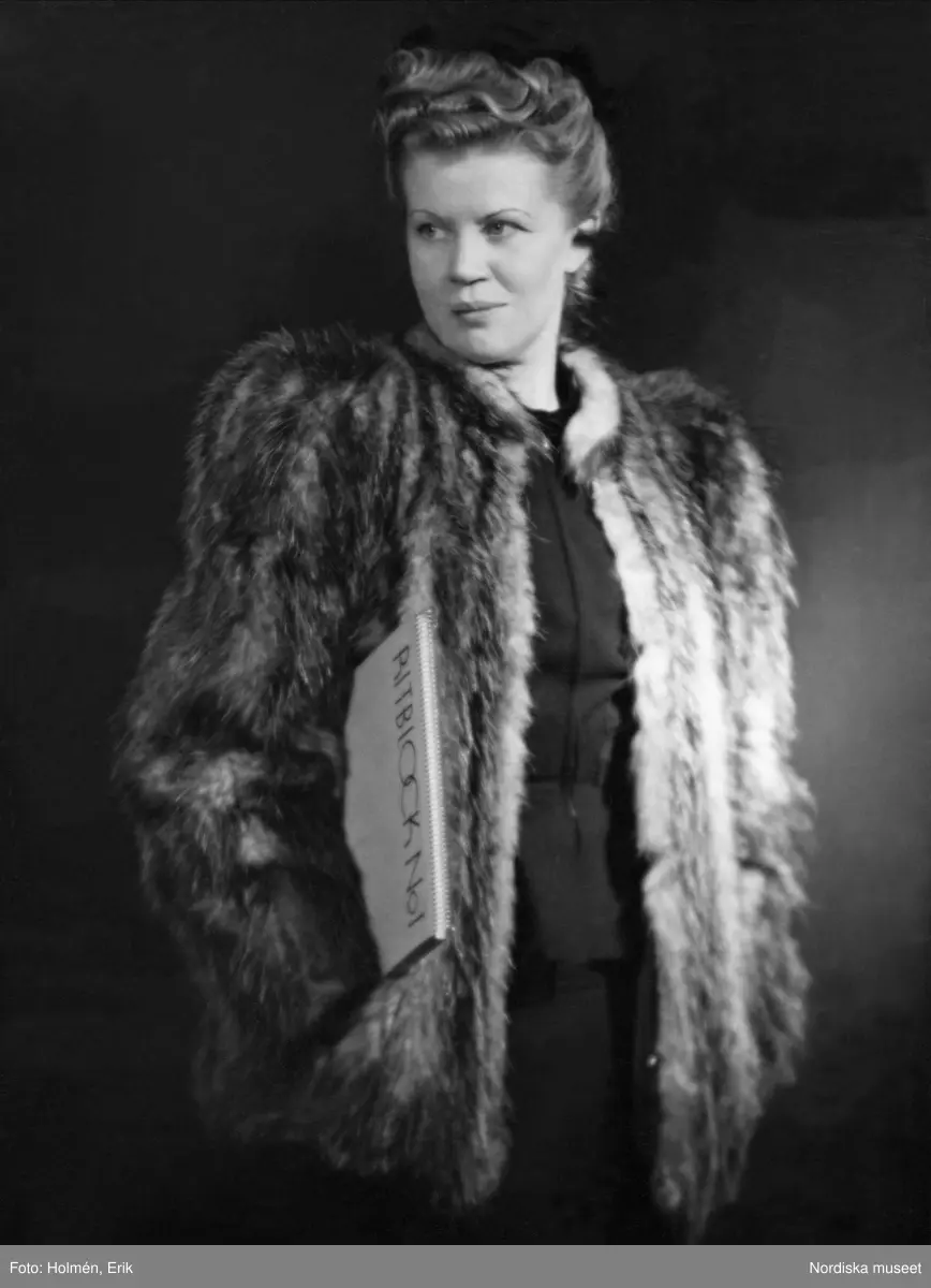 Astrid Sampe, chef för Nordiska Kompaniets textilkammare, poserar i en ...