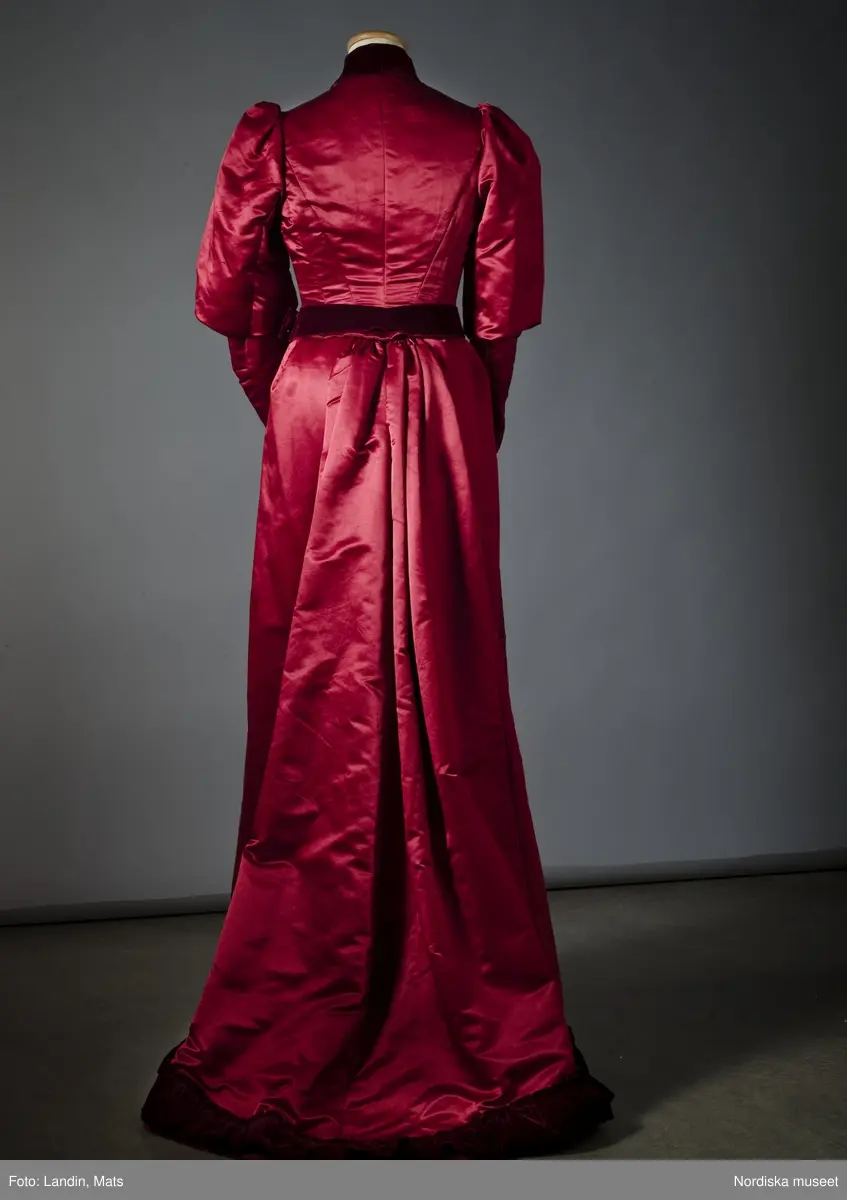 Klänning av vinrött atlassiden. Sydd hos Augusta Lundin, Stockholm ...