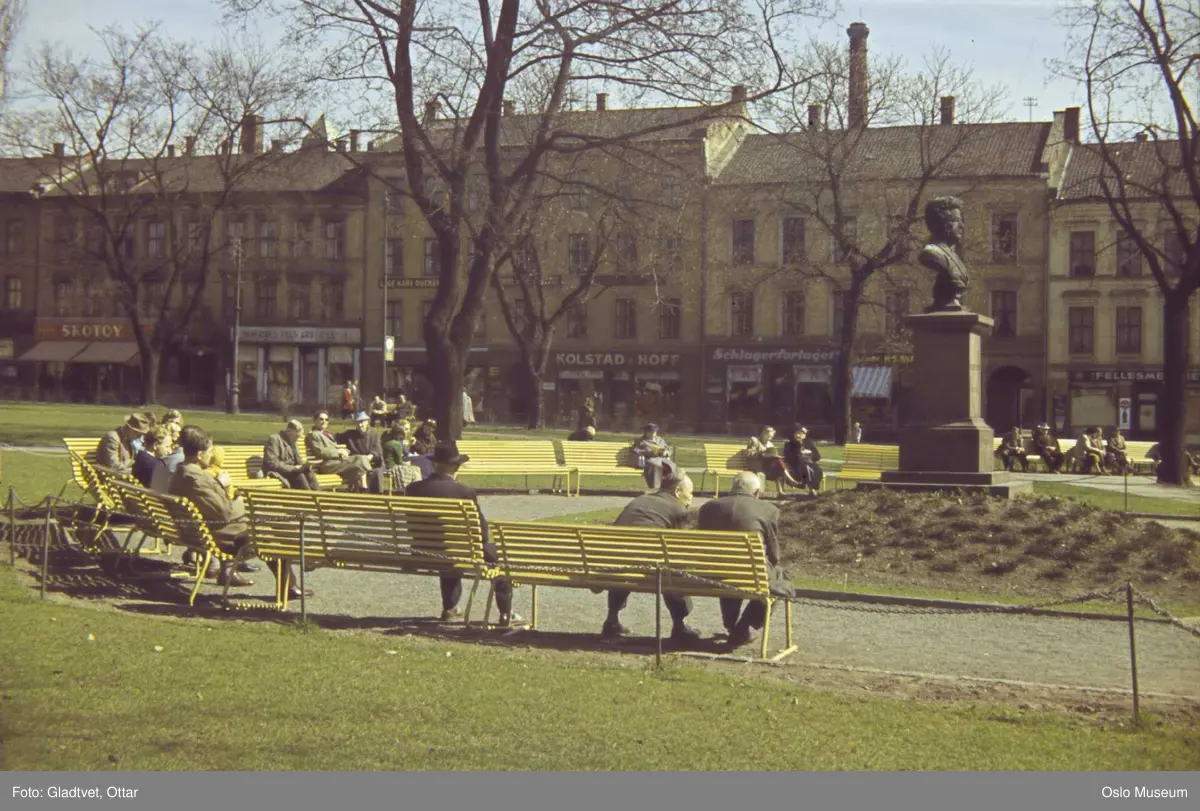Vårdag på Olaf Ryes plass. - Oslo Museum / DigitaltMuseum