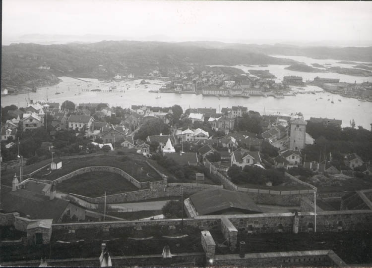 Noterat på kortet: "Marstrand. M. Från Fästningen." "Foto (D79) Dan ...